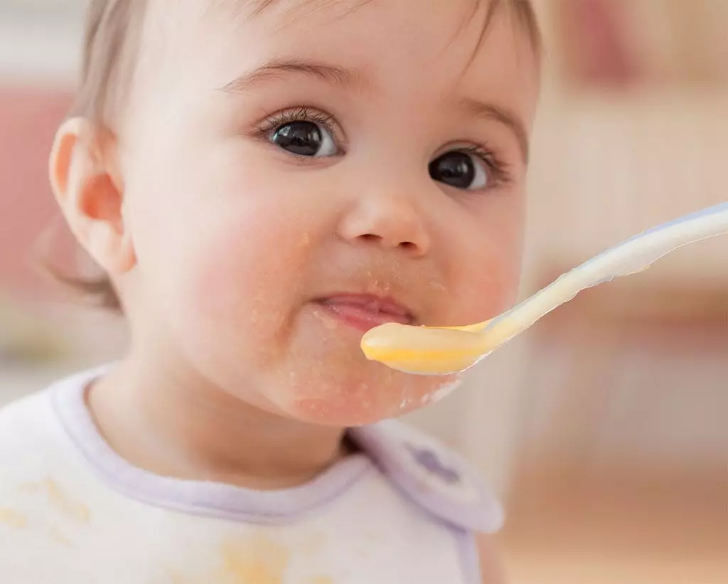 Anak, Wajah, Balita, Bayi bermain dengan makanan, Makan, Hidung, Makanan bayi, Bayi, Sendok, Makanan,