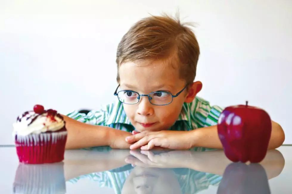 A gyerekek, akik egy cupcake és egy alma között választanak, az egészséges táplálkozás kulcsa a gyermekkori elhízás elleni küzdelemben