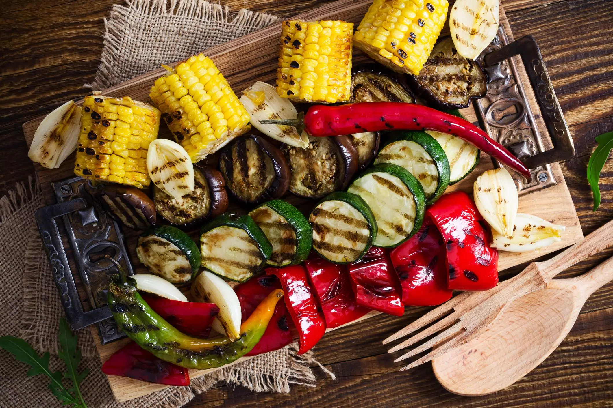 hjemmelavede økologiske grillede sommergrøntsager på rustikt bord set fra oven