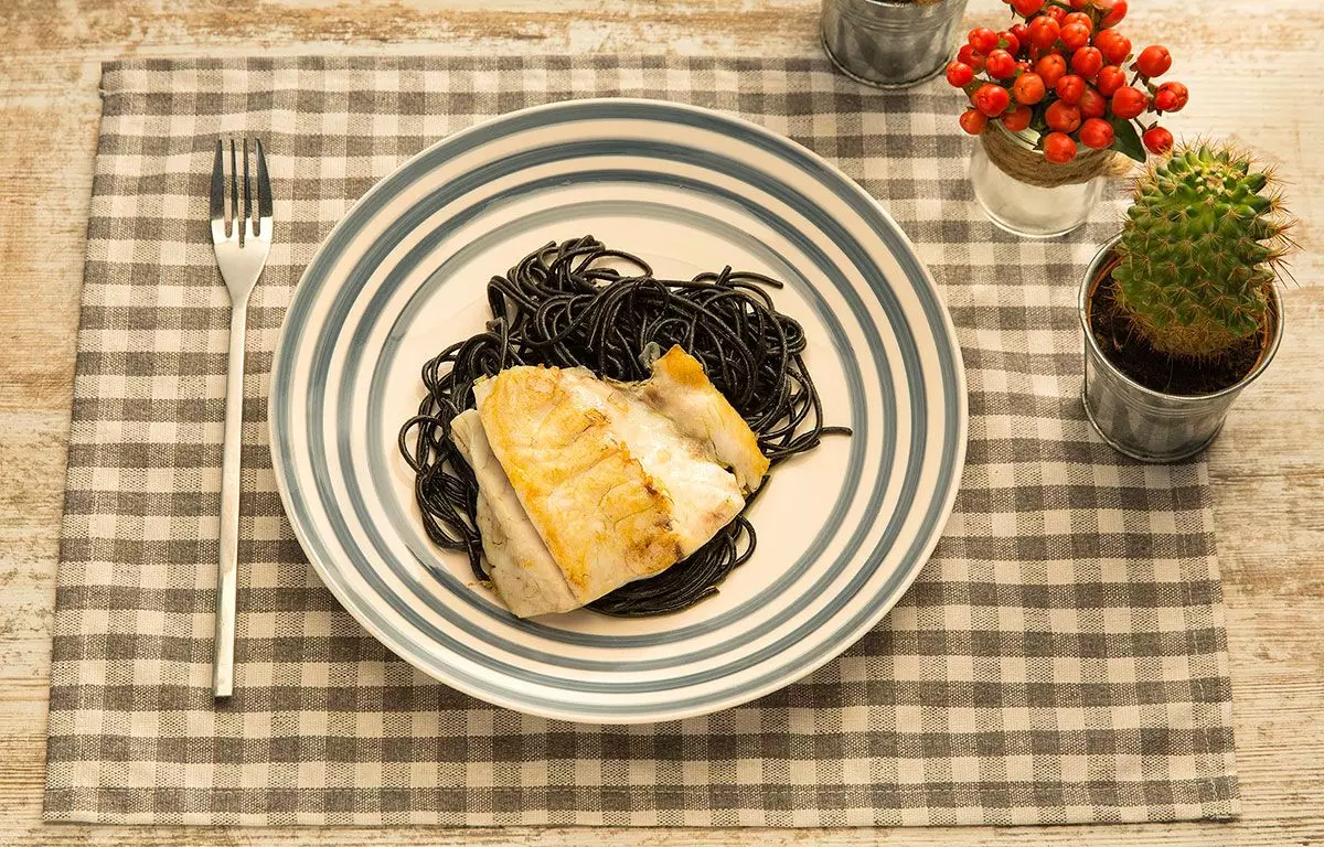 Chinsinsi cha sea bass pa spaghetti yakuda