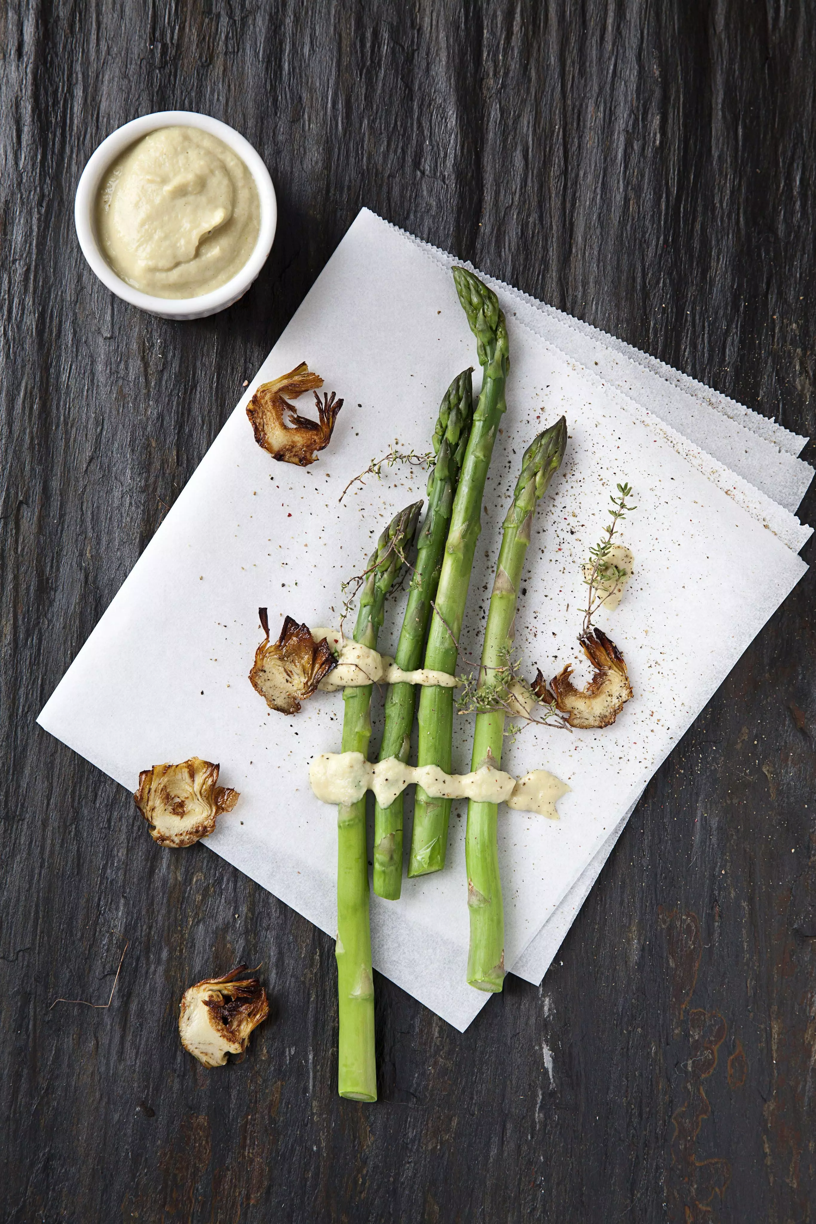 Asparagus e nang le artichoke sauce