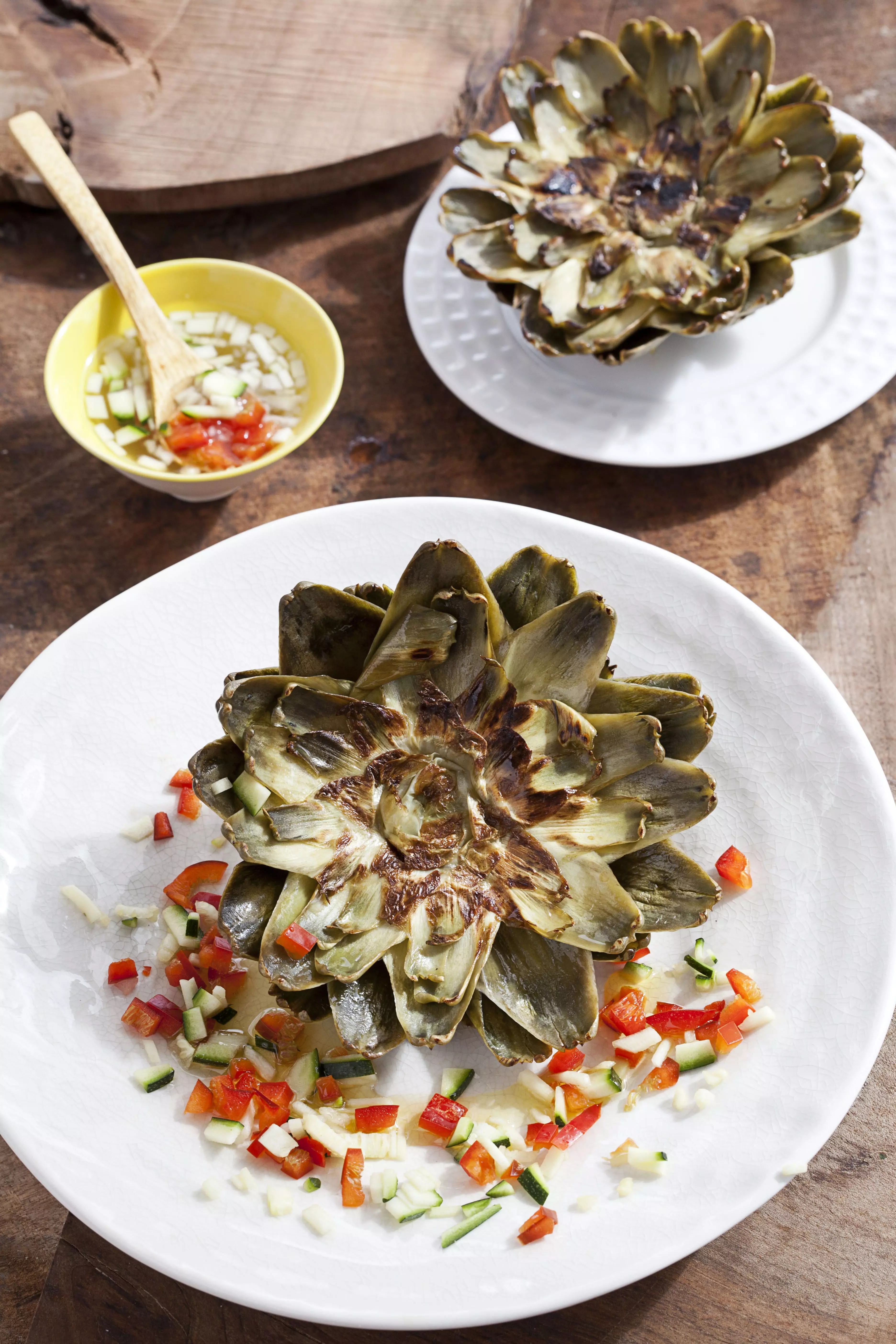 Yuav ua li cas ua Roman artichokes nrog zaub