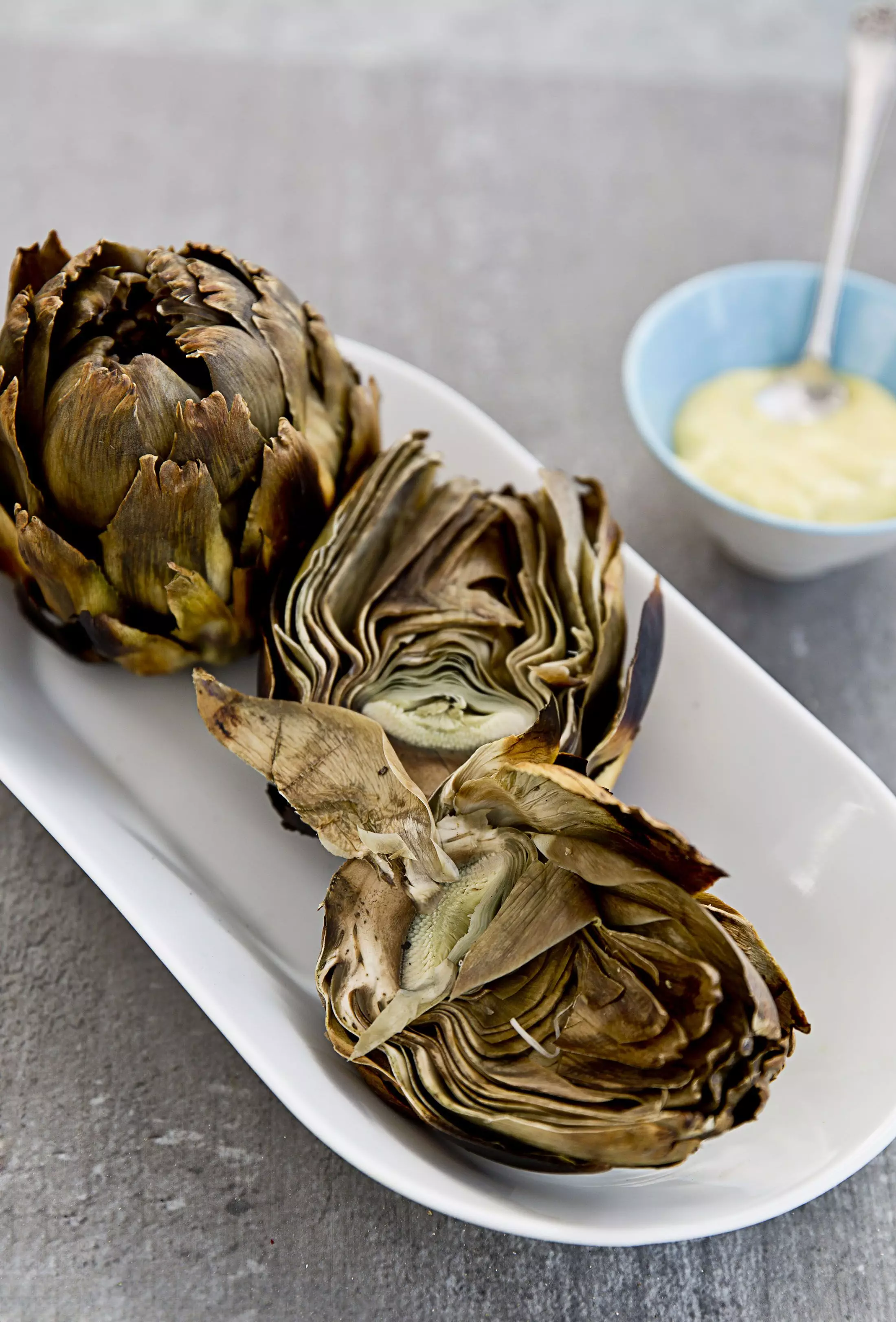 grilled artichokes nrog qej mayonnaise