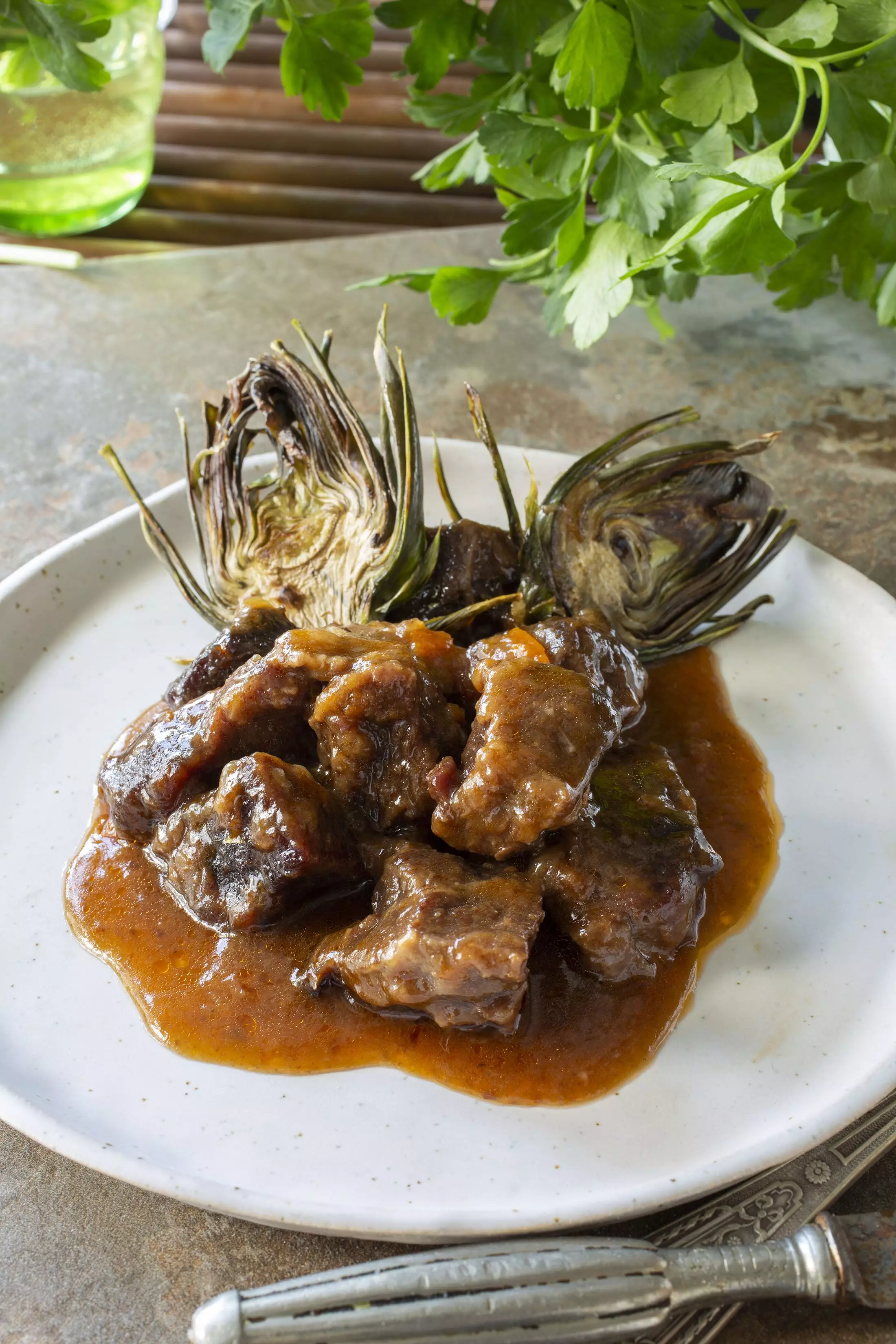 lub puab tsaig stewed nrog artichokes