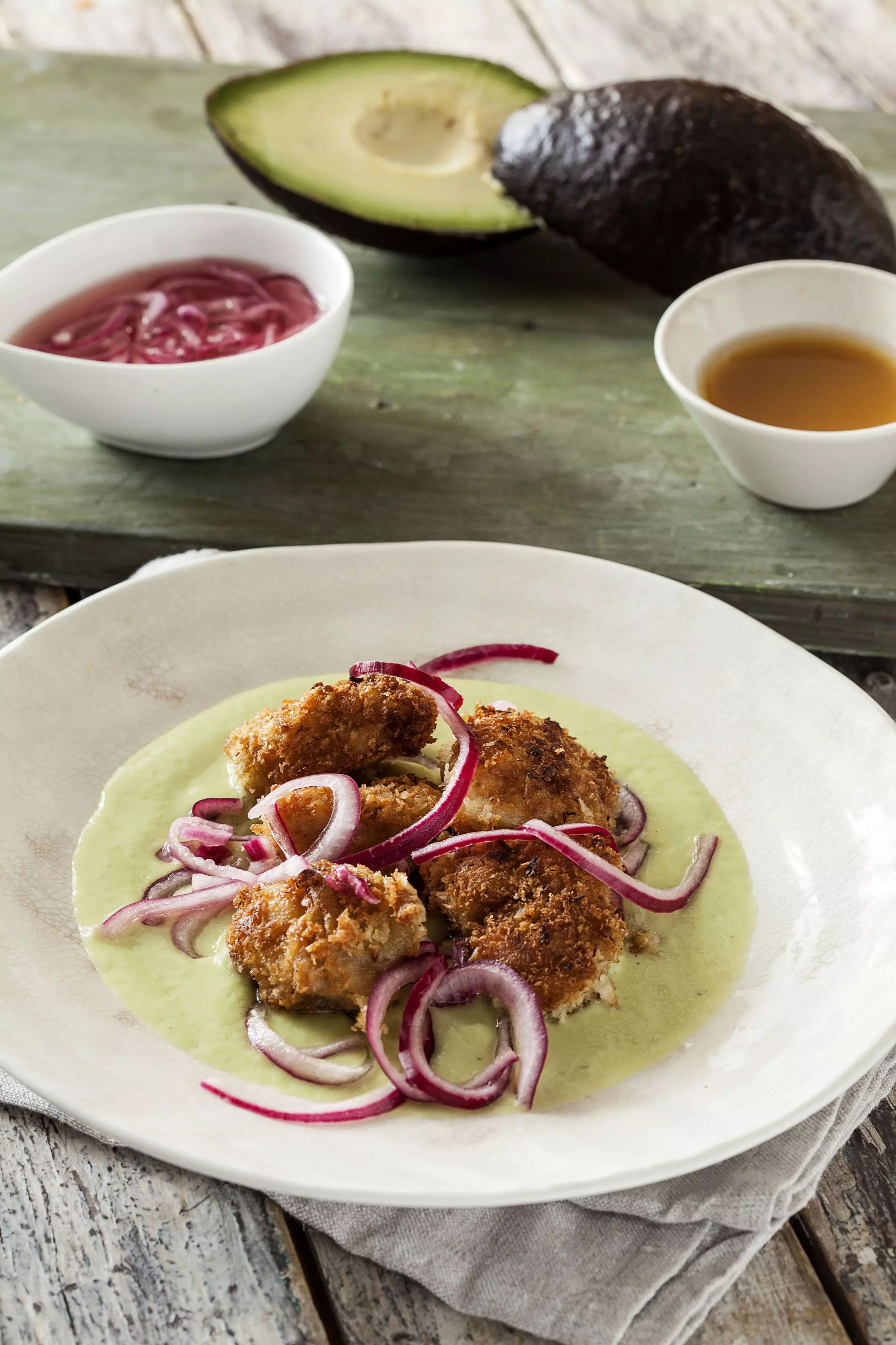 knuspriges Hähnchen mit roten Zwiebeln