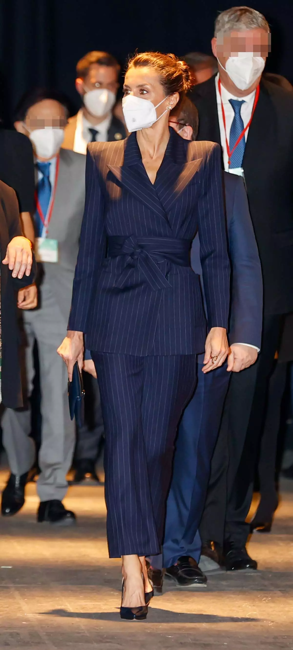 Kraliça Letizia və onun yeni zolaqlı kostyumu