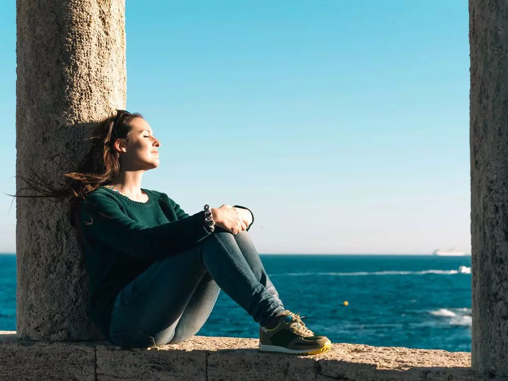 Jeans, Mänskligt ben, Denim, Sittande, Kust- och oceaniska landformer, Människor i naturen, Armbåge, Knä, Azurblå, Hav,