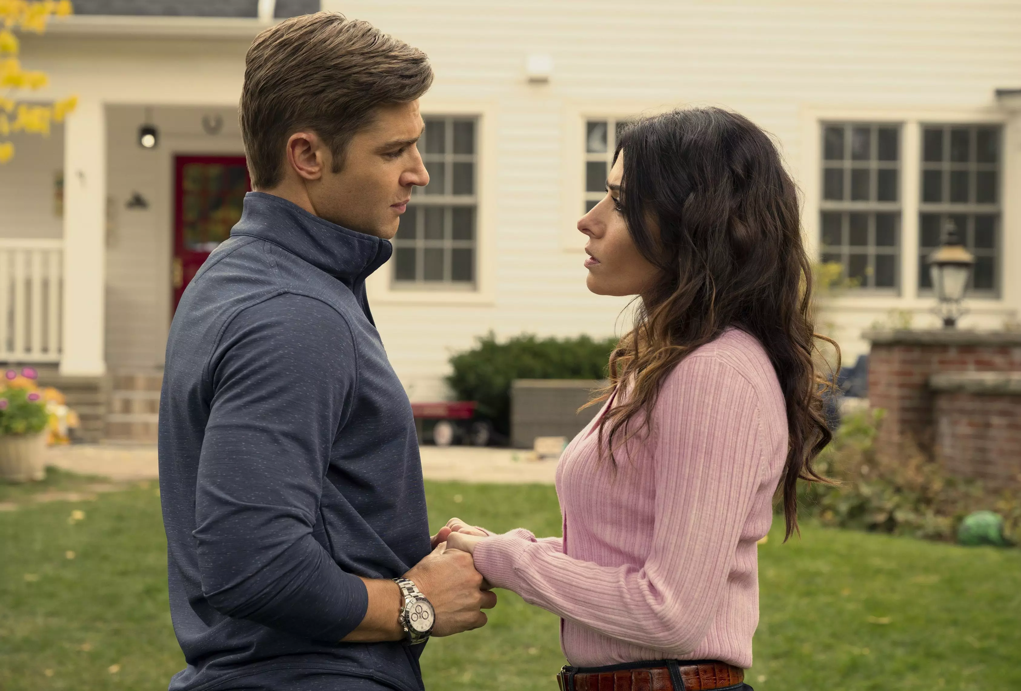 sexlife l to r mike vogel as Cooperation connelly and sarah shahi as billie connelly mu episode 107 of sexlife cr amanda matlovichnetflix © 2021