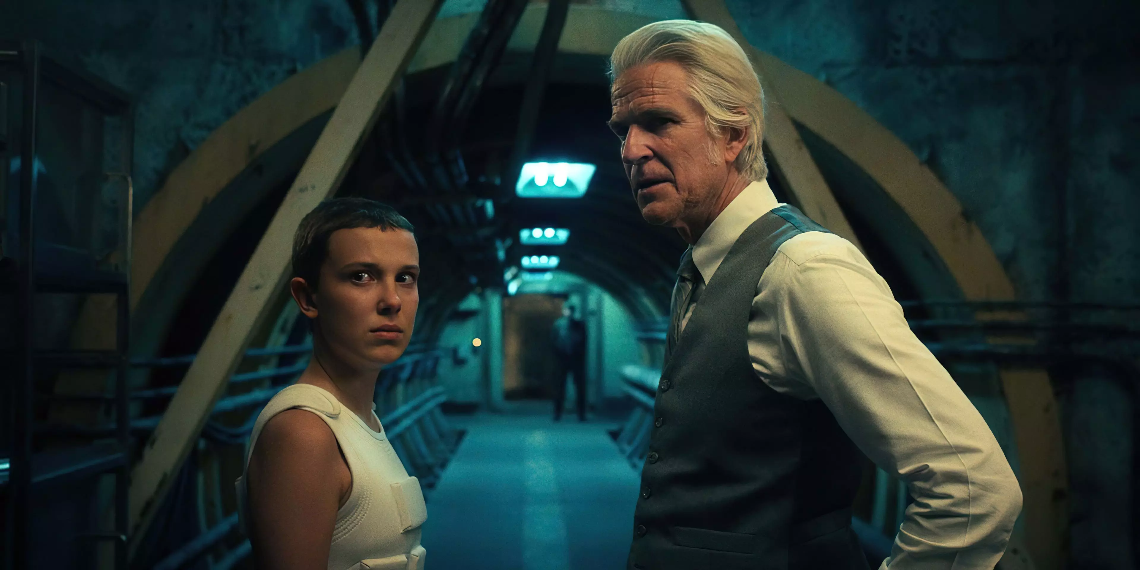 alejò ohun l to r millie Bobby brown bi mọkanla ati mathew modine bi dr martin brenner ni alejò ohun cr iteriba ti netflix © 2022