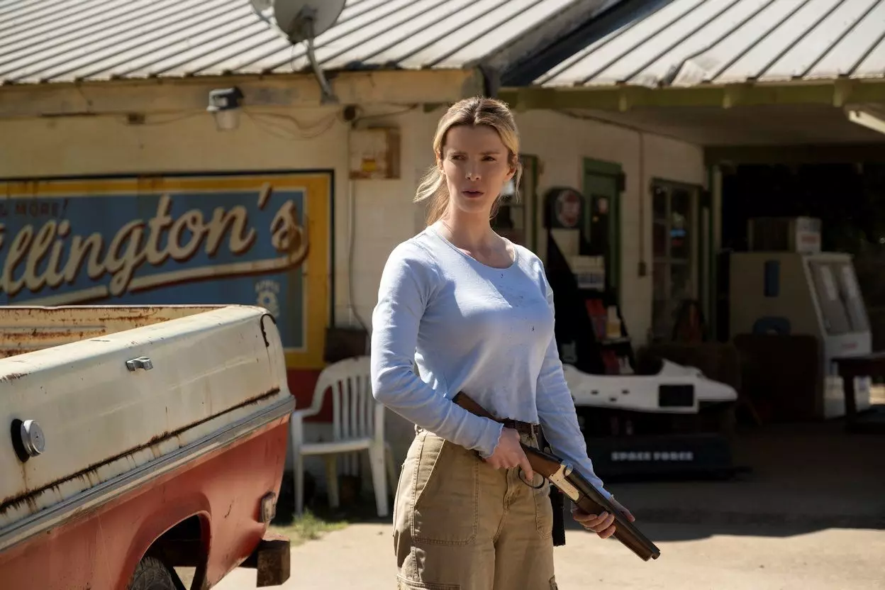 Betty Gilpin nunha escena de caza