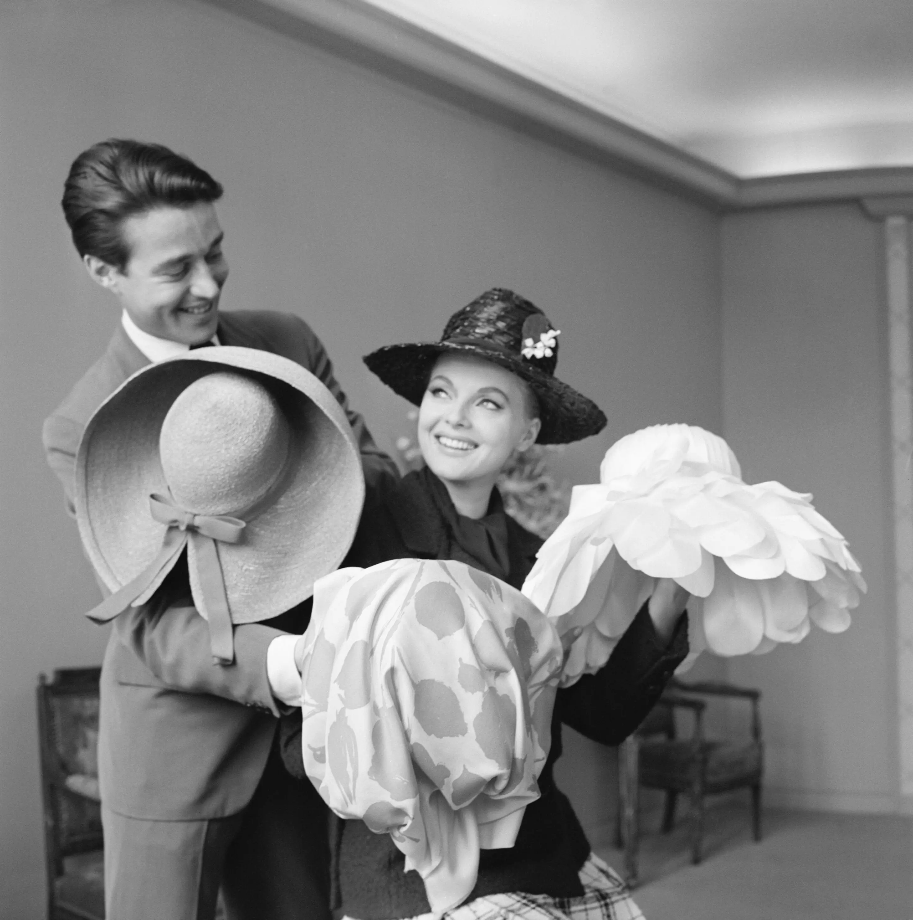 halston i glumica sa šeširima