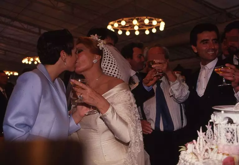 Rocío Carrasco e Rocío Jurado se beijando no casamento de Ortega Cano e Rocío Jurado