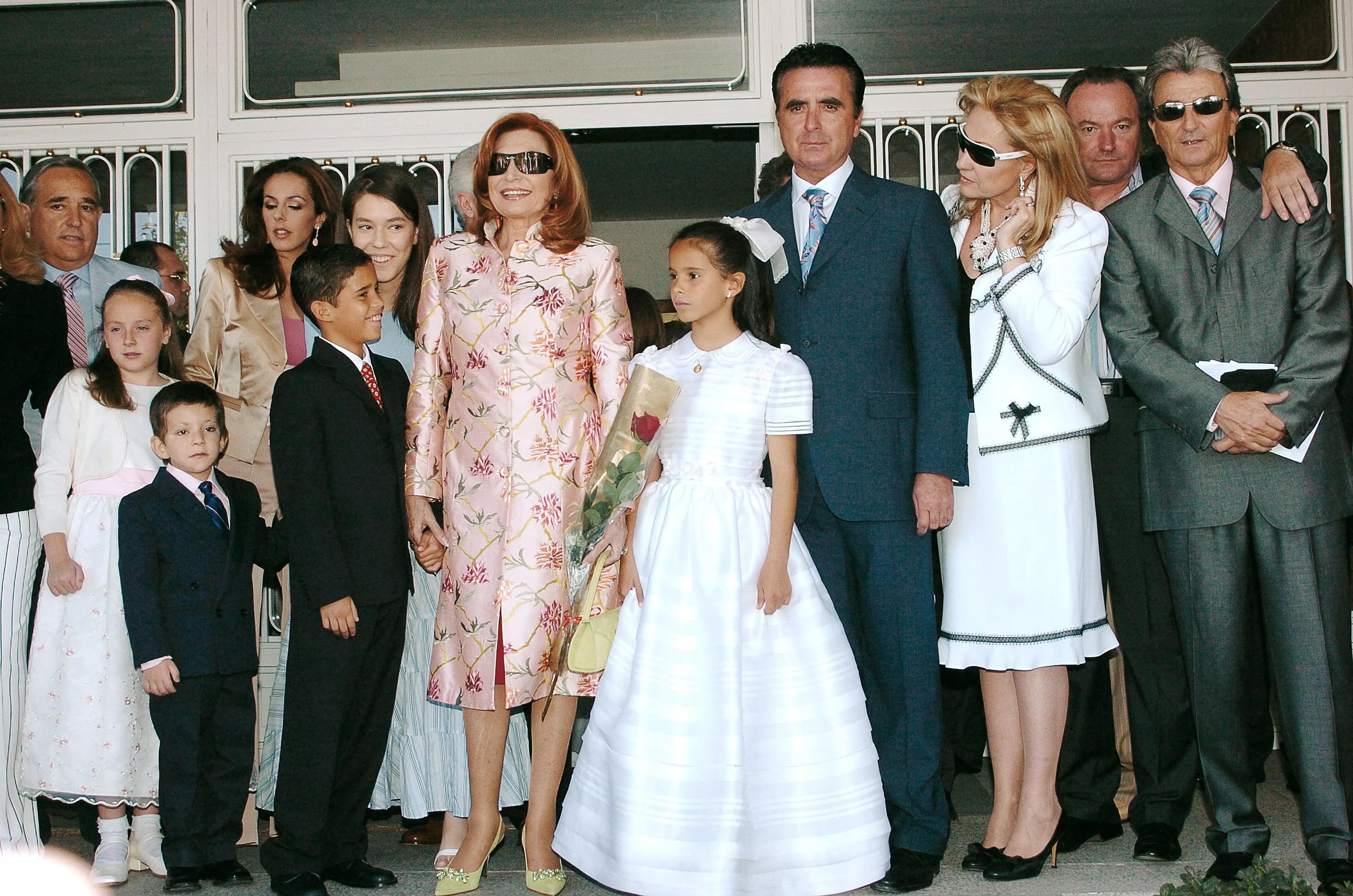 Primeira comunhão de Gloria Camila Ortega Mohedano na foto, Rocío Jurado com seu marido, José Ortega Cano, seus filhos José Fernando Ortega e Rocío Carrasco também aparecem Rocío Flores Carrasco, David Flores Carrasco, Rosa Benito, Amador Mohedano e José Antonio Rodríguez