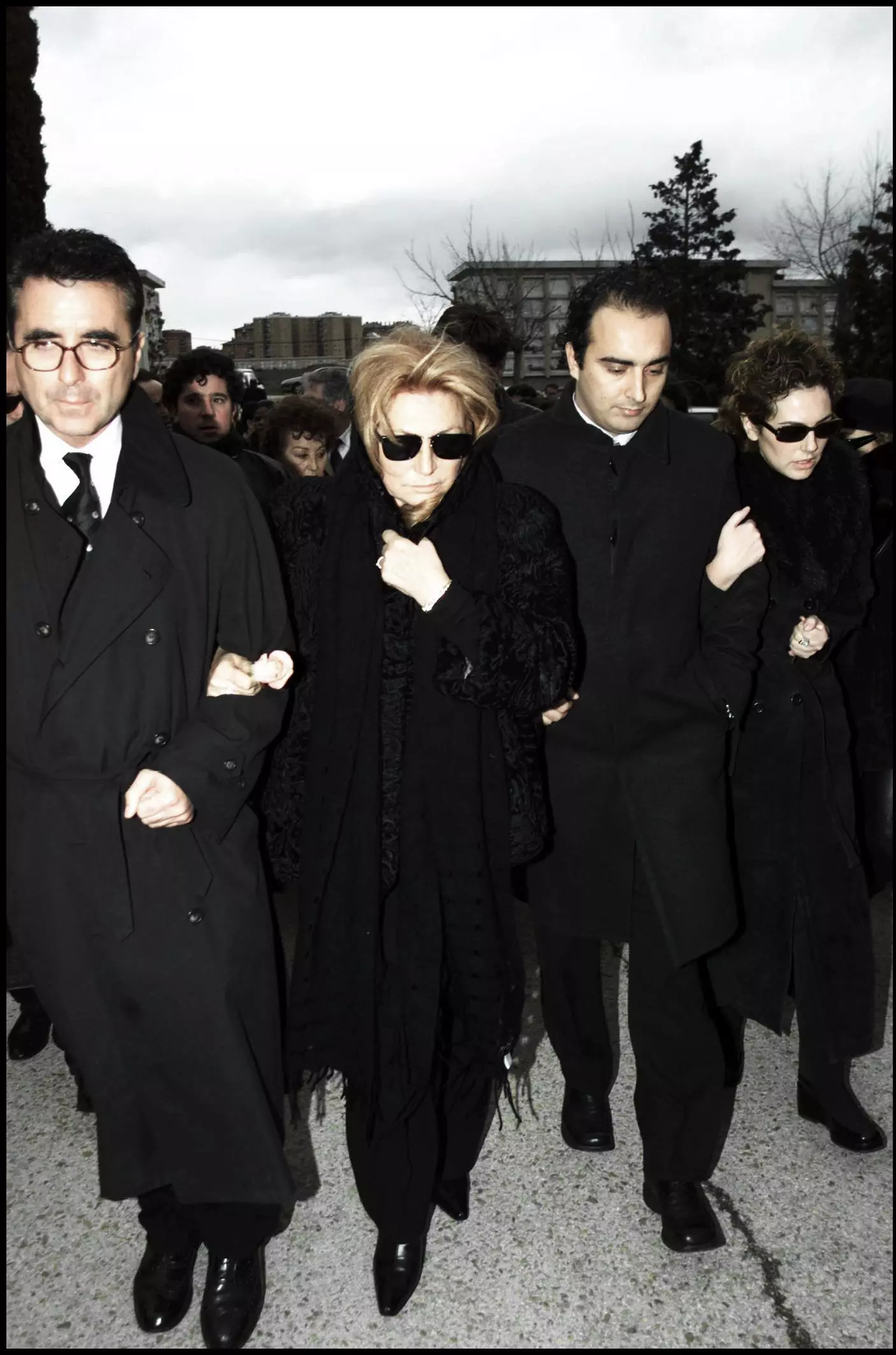 O toureiro com Rocío Carrasco, Rocío Jurado e Fidel Albiac durante o funeral de Pedro Carrasco