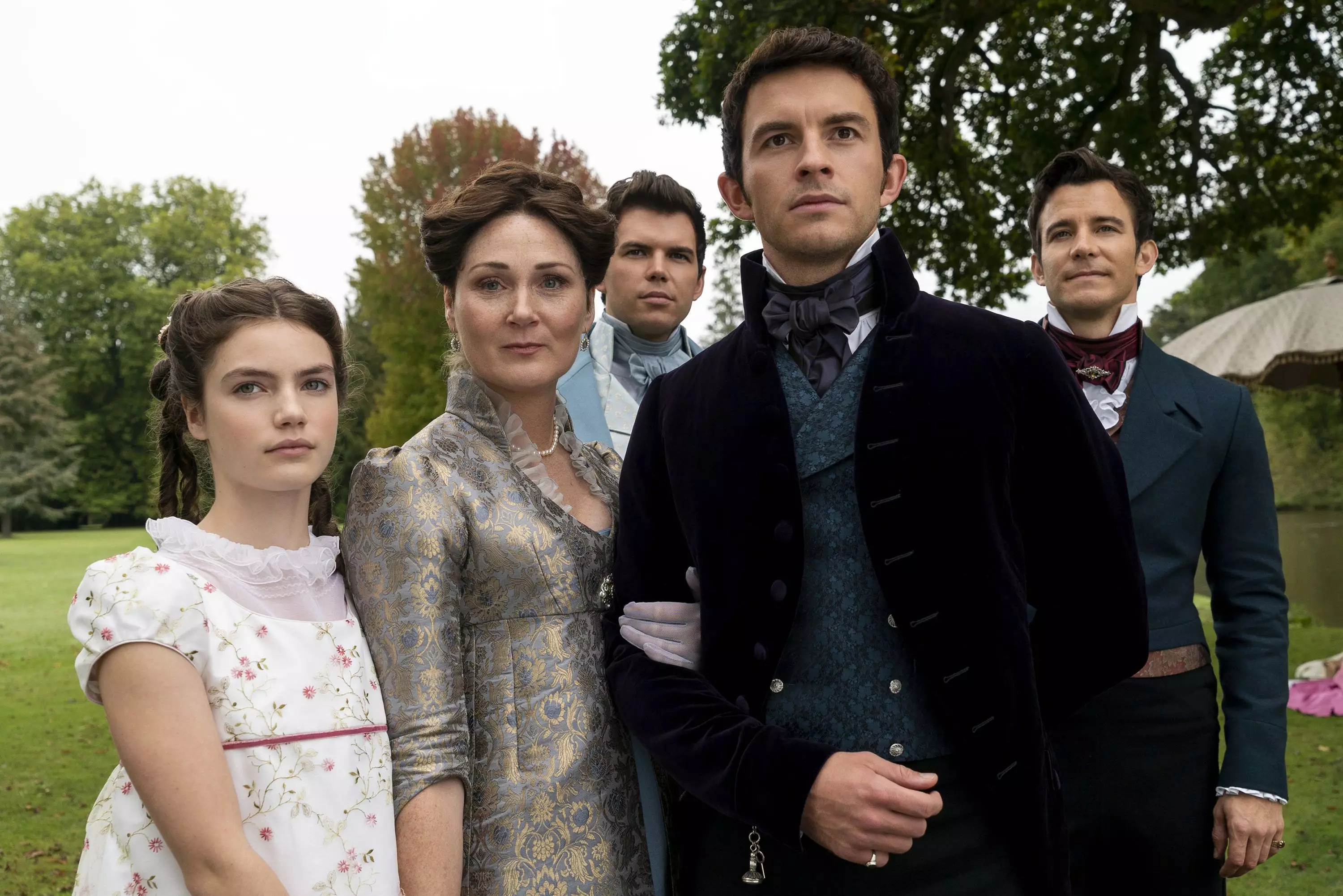 bridgerton l hadi r florence emilia hunt as hyacinth bridgerton, ruth gemmell as lady violet bridgerton, luke newton as colin bridgerton, jonathan bailey as anthony bridgerton, luke thompson as benedict bridgerton katika sehemu ya 207 ya bridgerton cr liam daniel202x