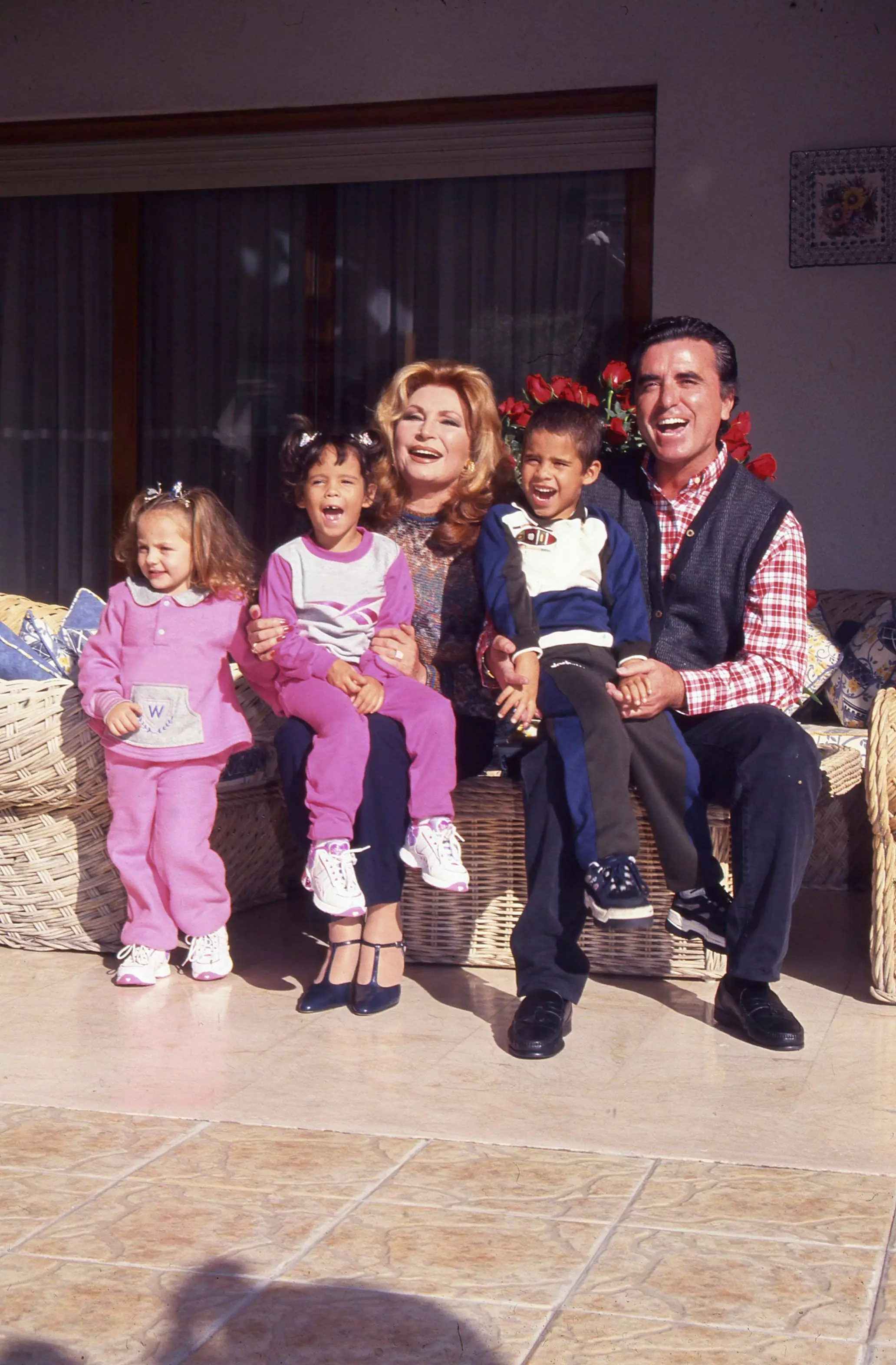 Rocío Jurado et José Ortega Cano avec leurs enfants adoptifs, Gloria Camila et José Fernando, et Rocío Flores, quand ils étaient enfants