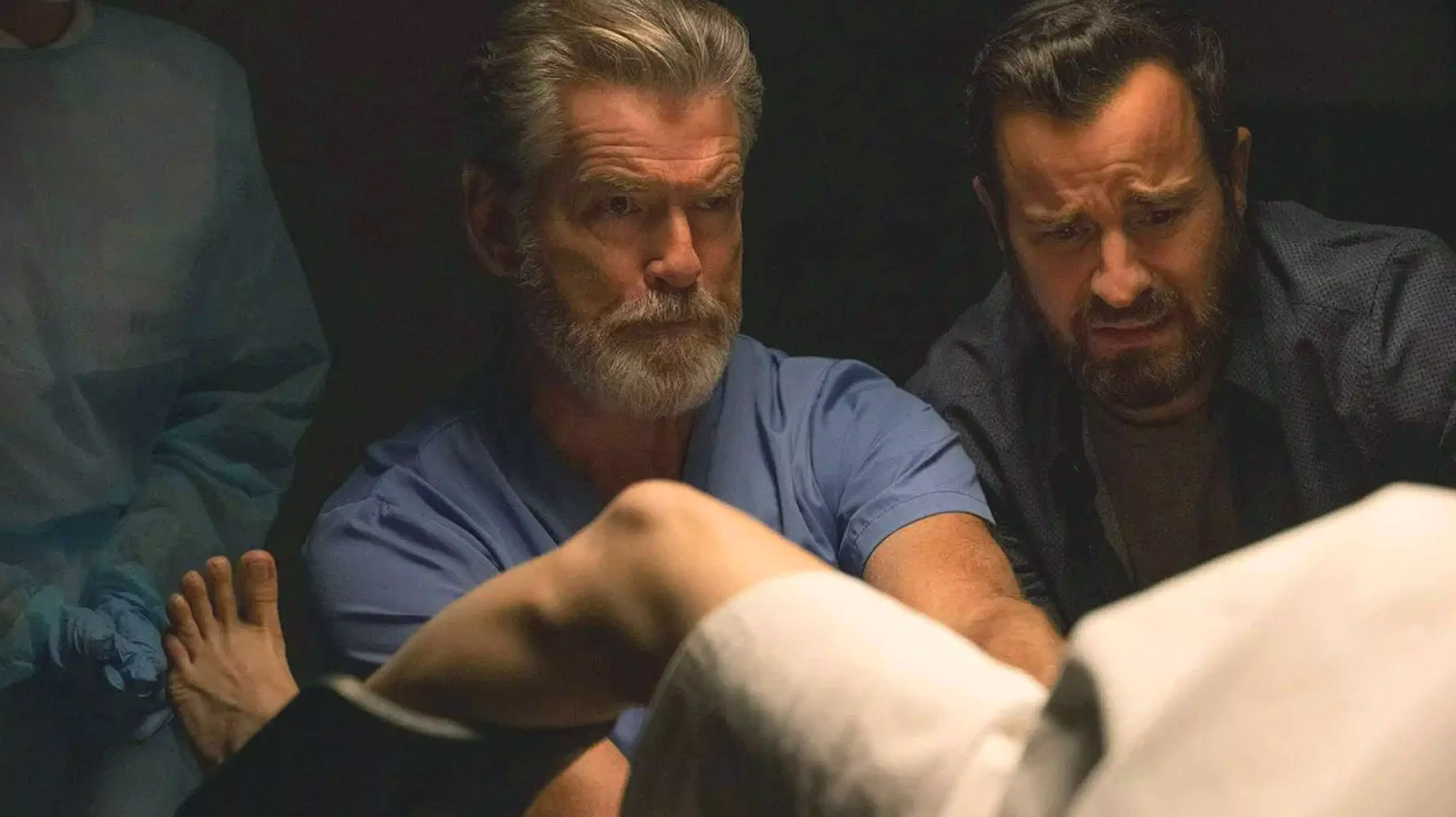 Pierce Brosnan dhe Justin Theroux në një skenë nga e vërteta e errët