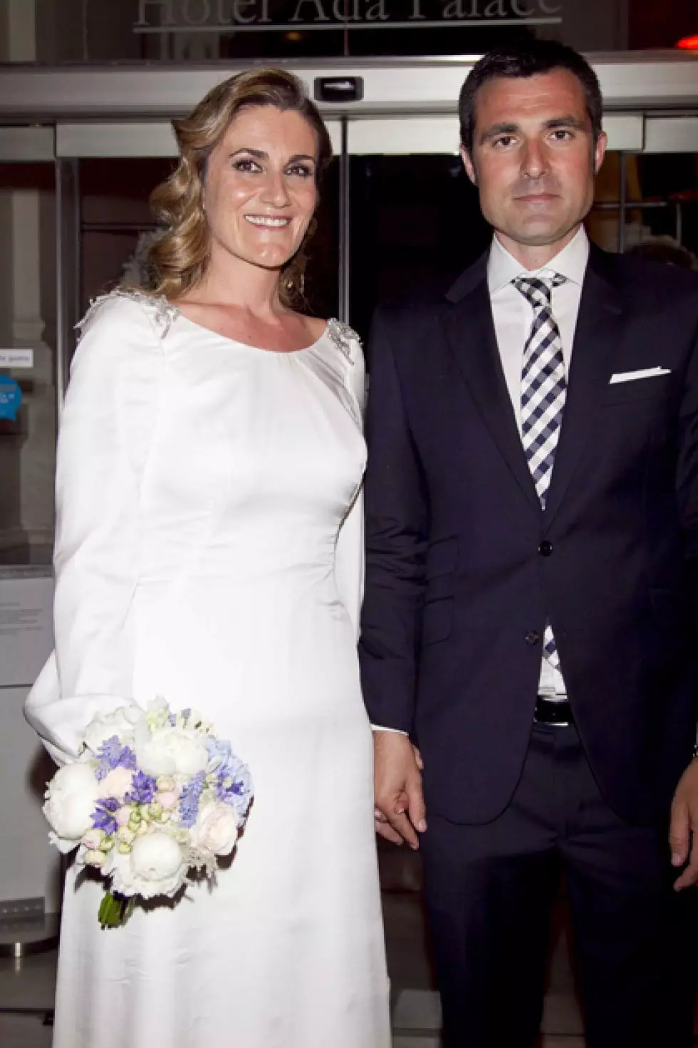 結婚式当日のカルロタ・コレデラとカルロス・デ・ラ・マサ