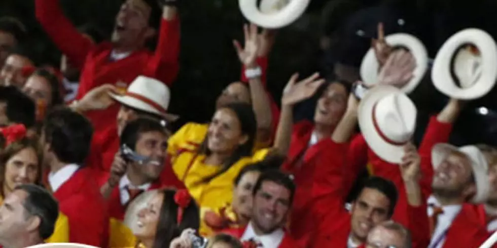 JJ.OO के उद्घाटन समारोह में Pau Gasol लाल और पीले रंग के ज्वार का नेतृत्व करता है।