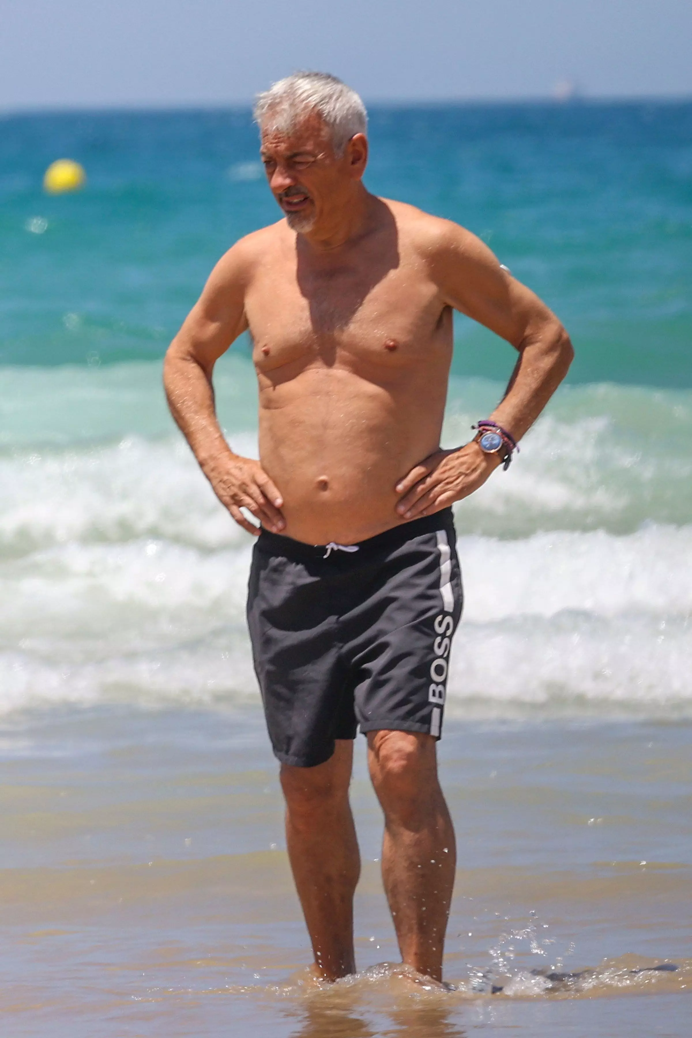 קרלוס סוברה מתהדר בגוף נהדר בבגד ים בגיל 61