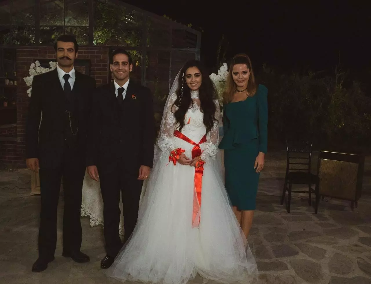 gülten sposa Çetin in una cerimonia organizzata da züleyha