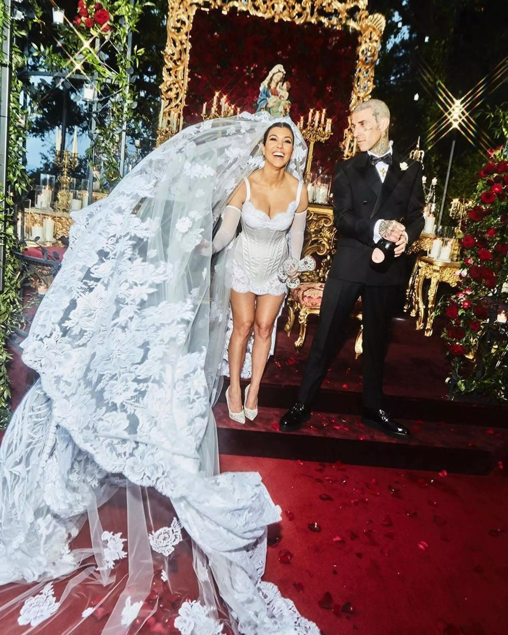 Kourtney Kardashian en Travis Barker se troue in foto's