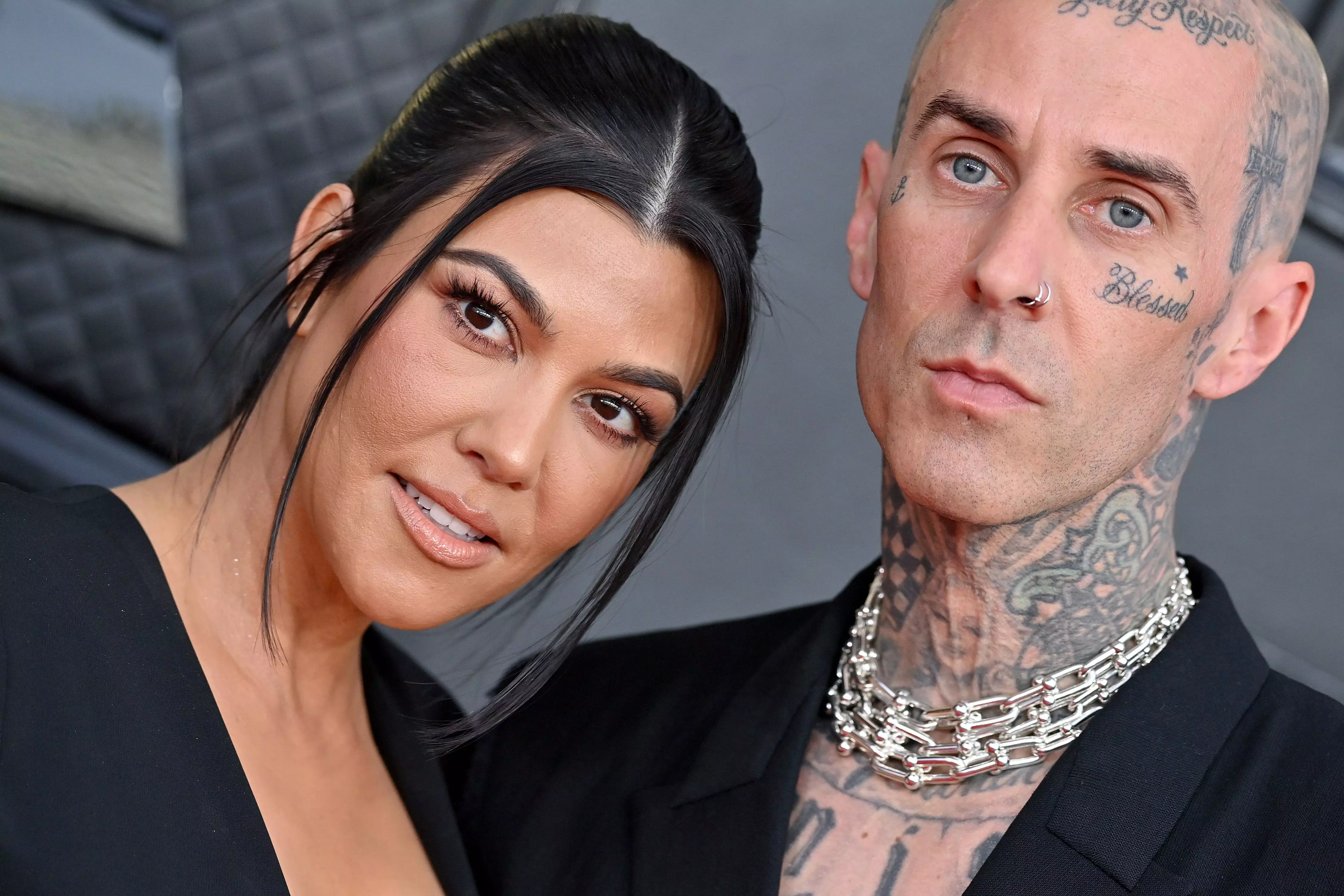 Kourtney se diamantring met Travis se naam daarop