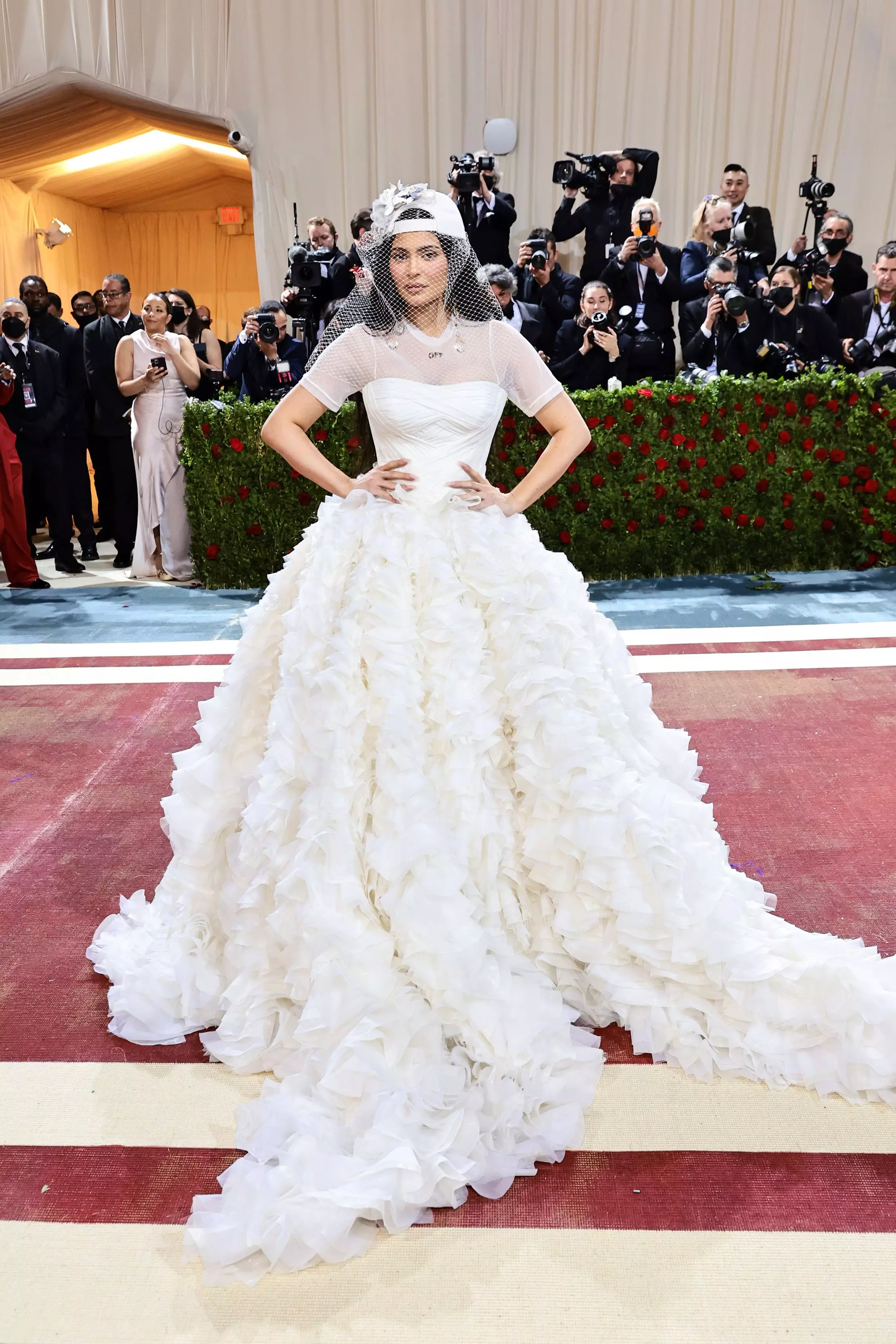 Kylie Jenner o otla k'hapete e khubelu ea Met Gala 2022