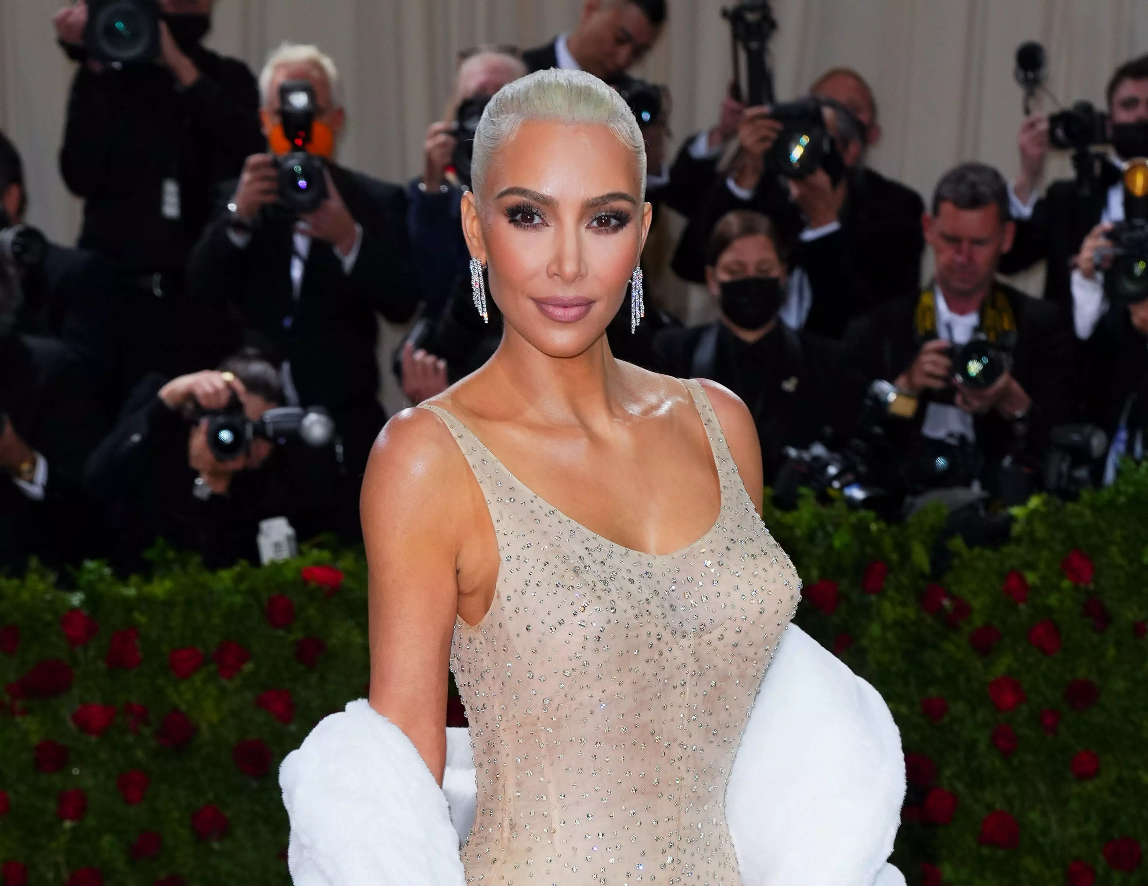 Kim Kardashian o ile a otla platinum blonde moketeng oa MET 2022