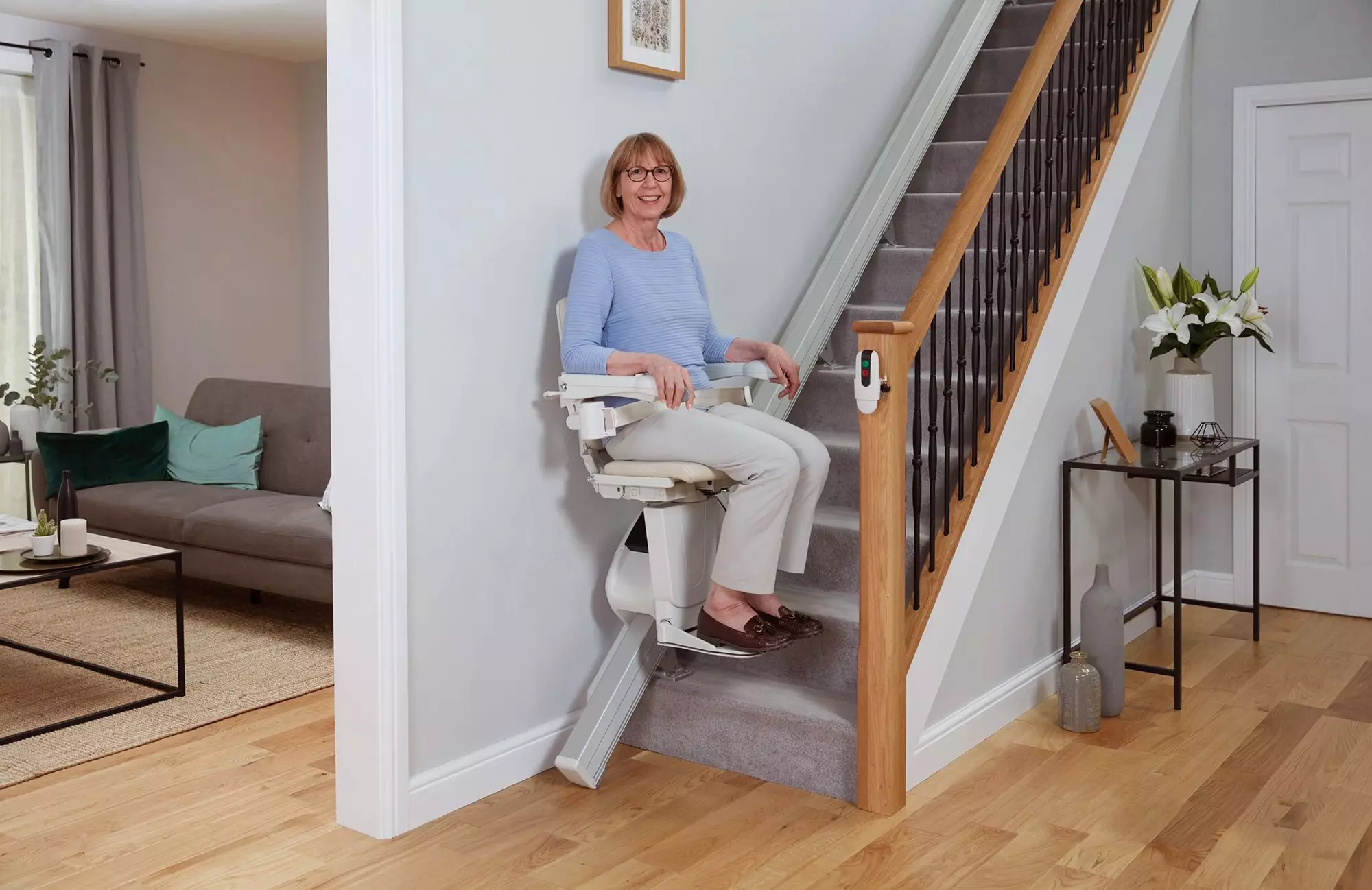 жена користи важећу степеницу у свом дому