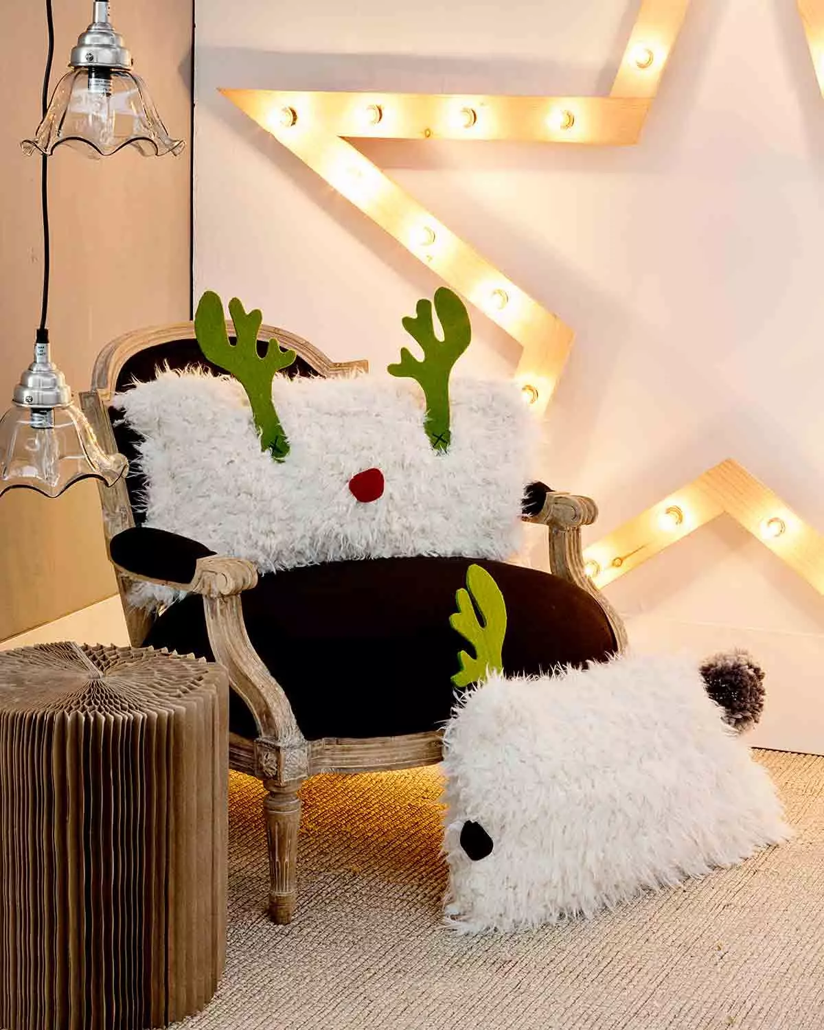 Ren geyiği yastıkları, Noel'de evi dekore etmek için iyi bir fikir