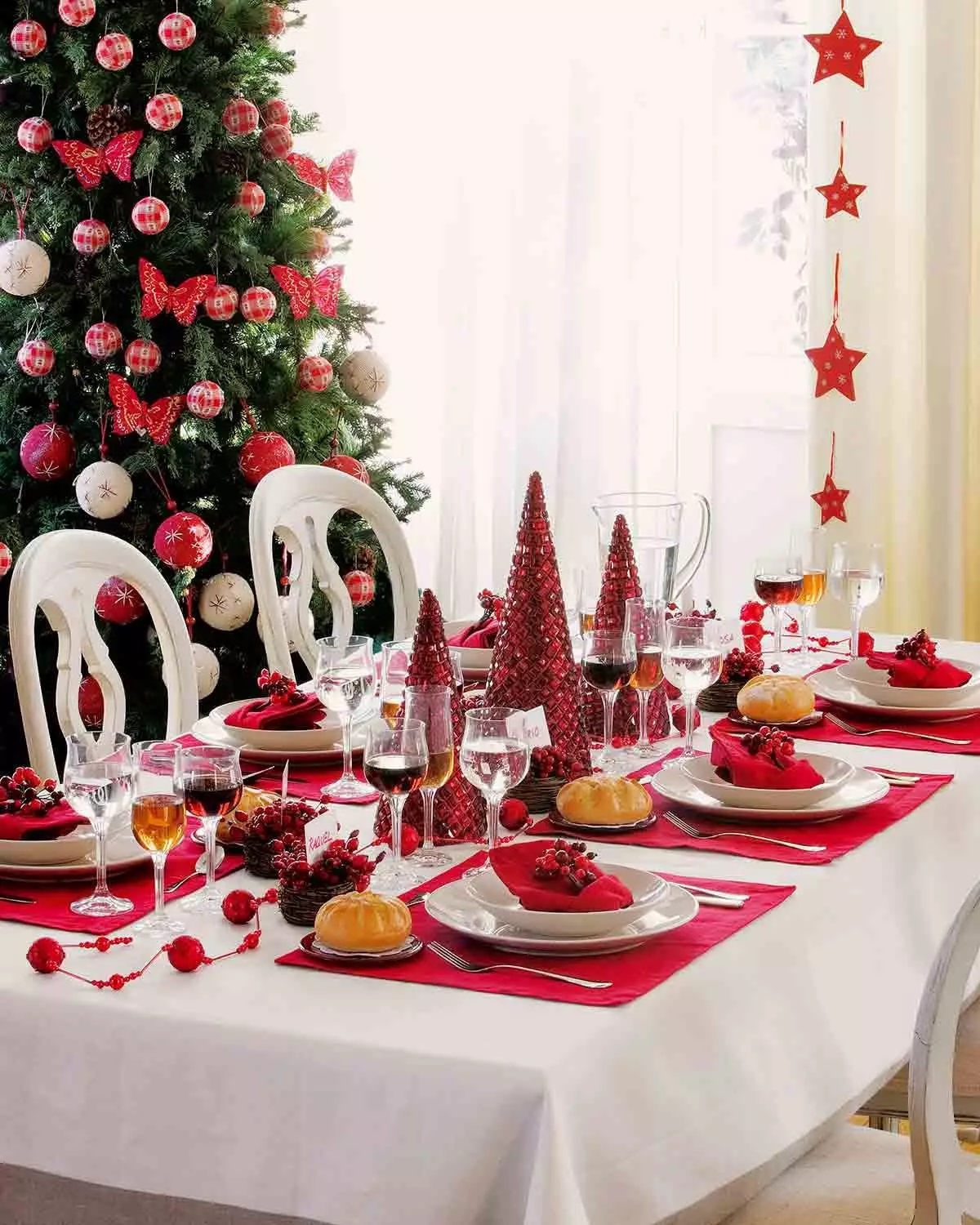 kladite se na crvenu boju na svom stolu za ukrašavanje kuće za Božić
