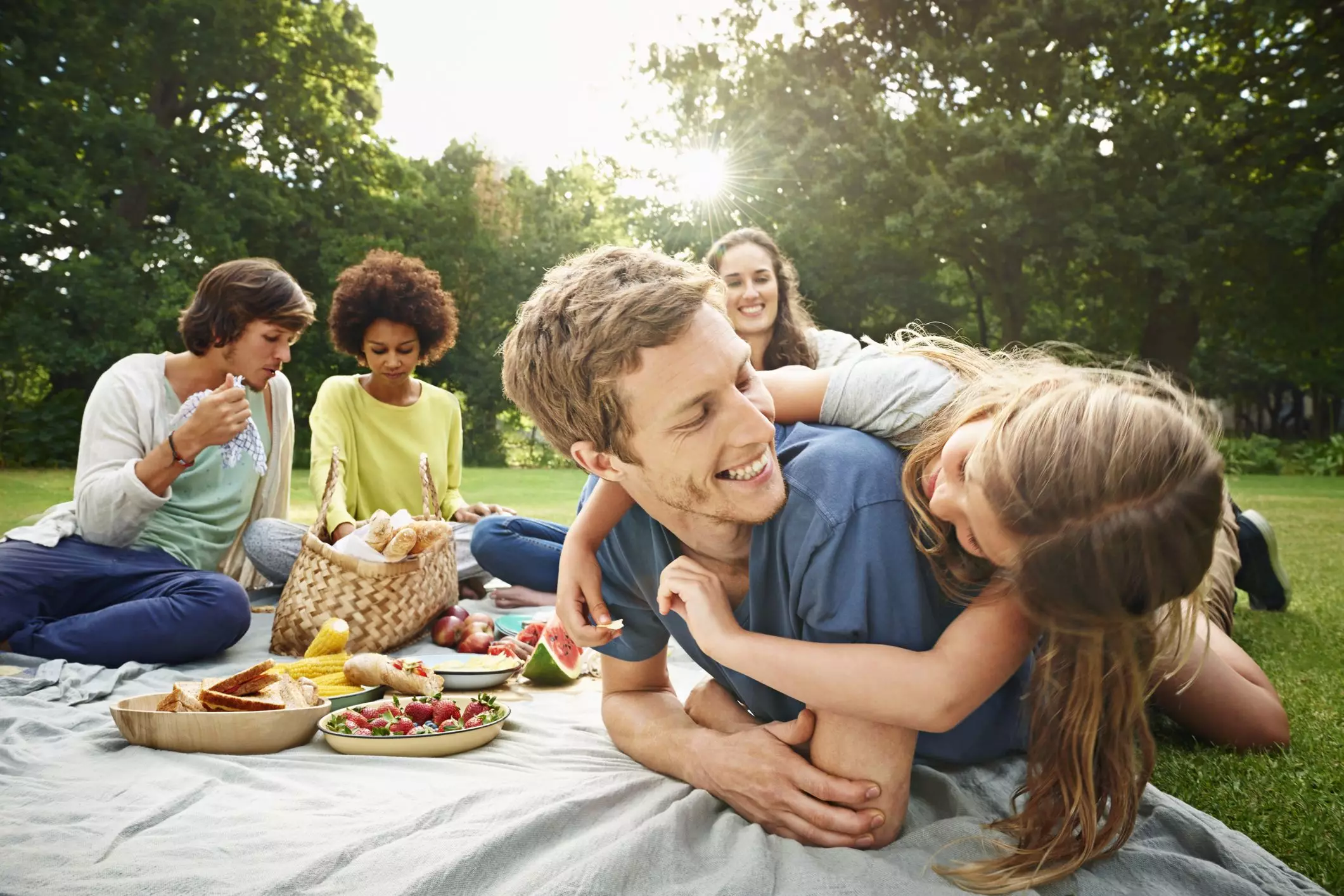 uma família faz um piquenique ao ar livre