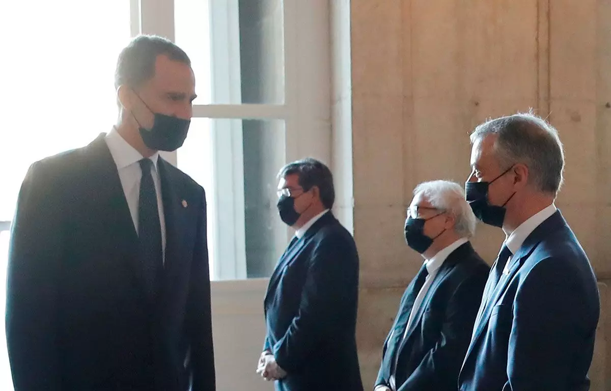 felipe vi a Covid 19 áldozatai előtt tisztelegve