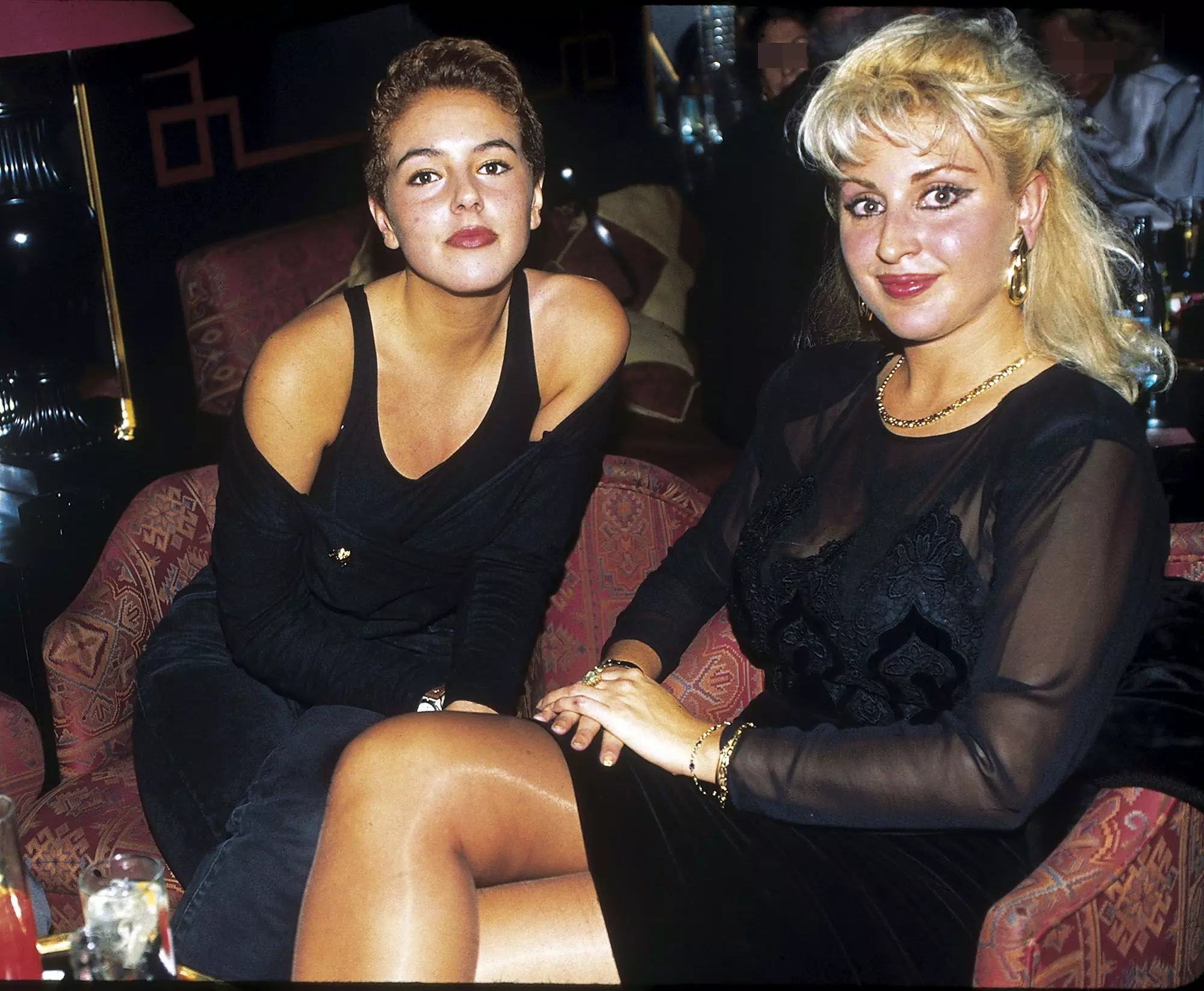 Rocío Carrasco e Raquel Mosquera, ambas vestidas de preto, sentadas juntas no sofá em um local em foto de arquivo