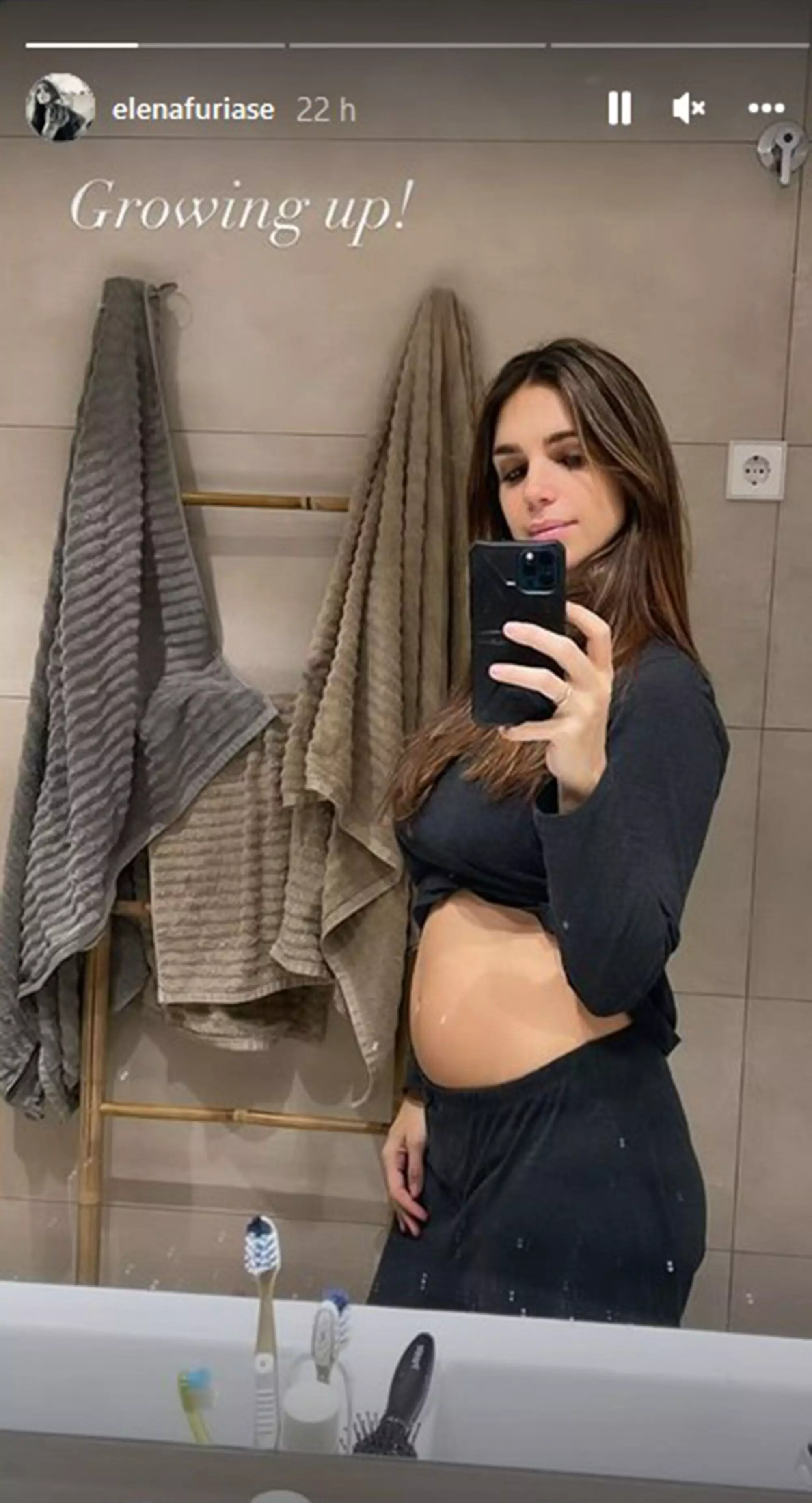 Filha de lolita tira foto em frente ao espelho do banheiro para mostrar como cresce a barriga de grávida