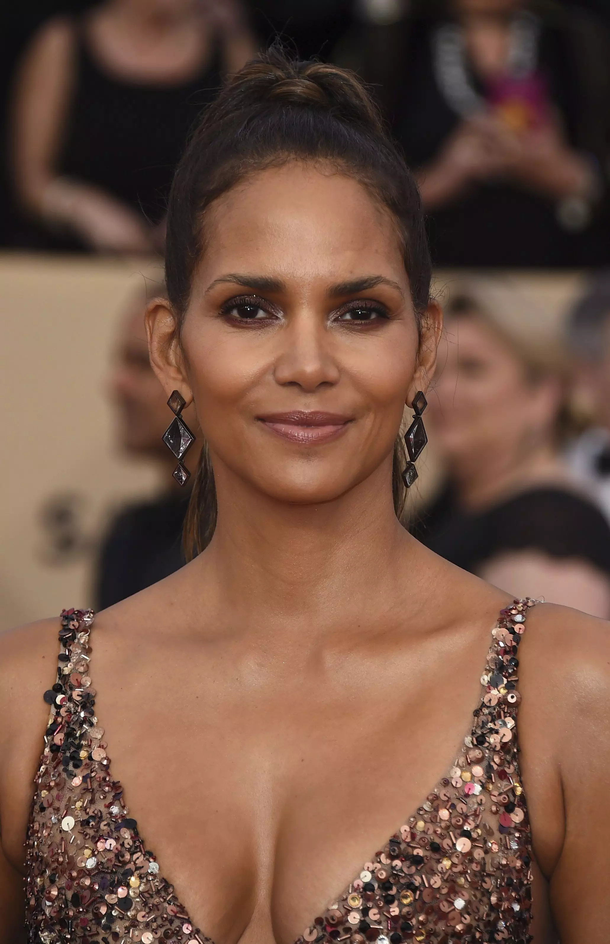 halle berry poserer på sag awards