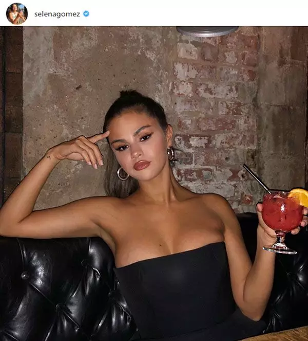 selena gomez oturup içki içiyor