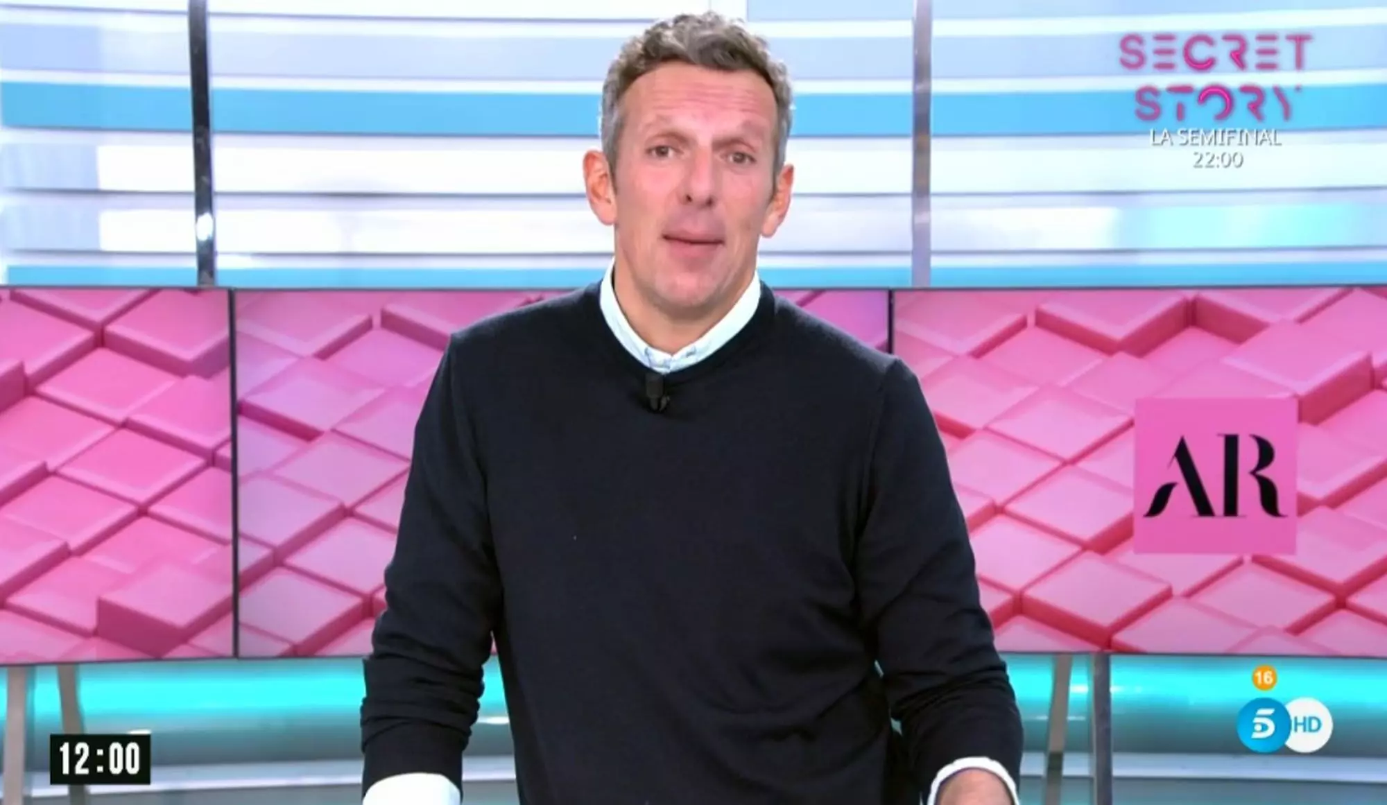 de Presentateur, mat engem schwaarze Pullover, um Set vun Telecinco