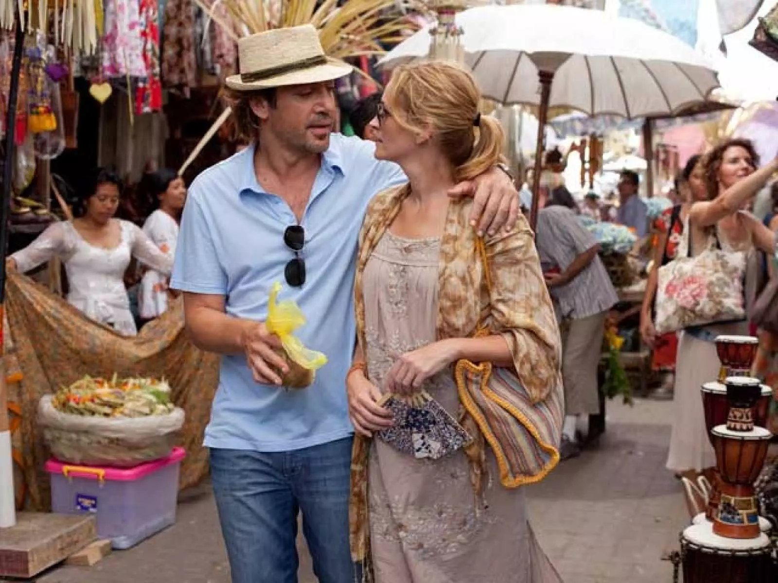 Javier Bardem og Julia Roberts går på et marked i Come, Pray, Love