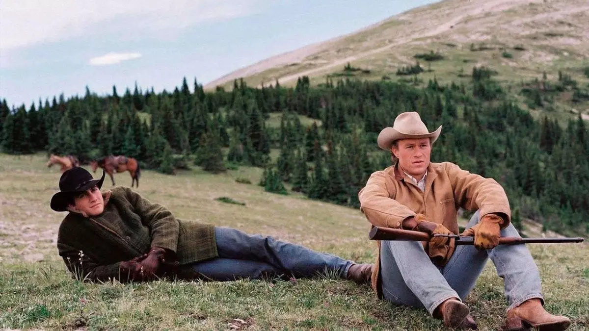 to cowboyer som sitter på gresset ved brokeback-fjellet