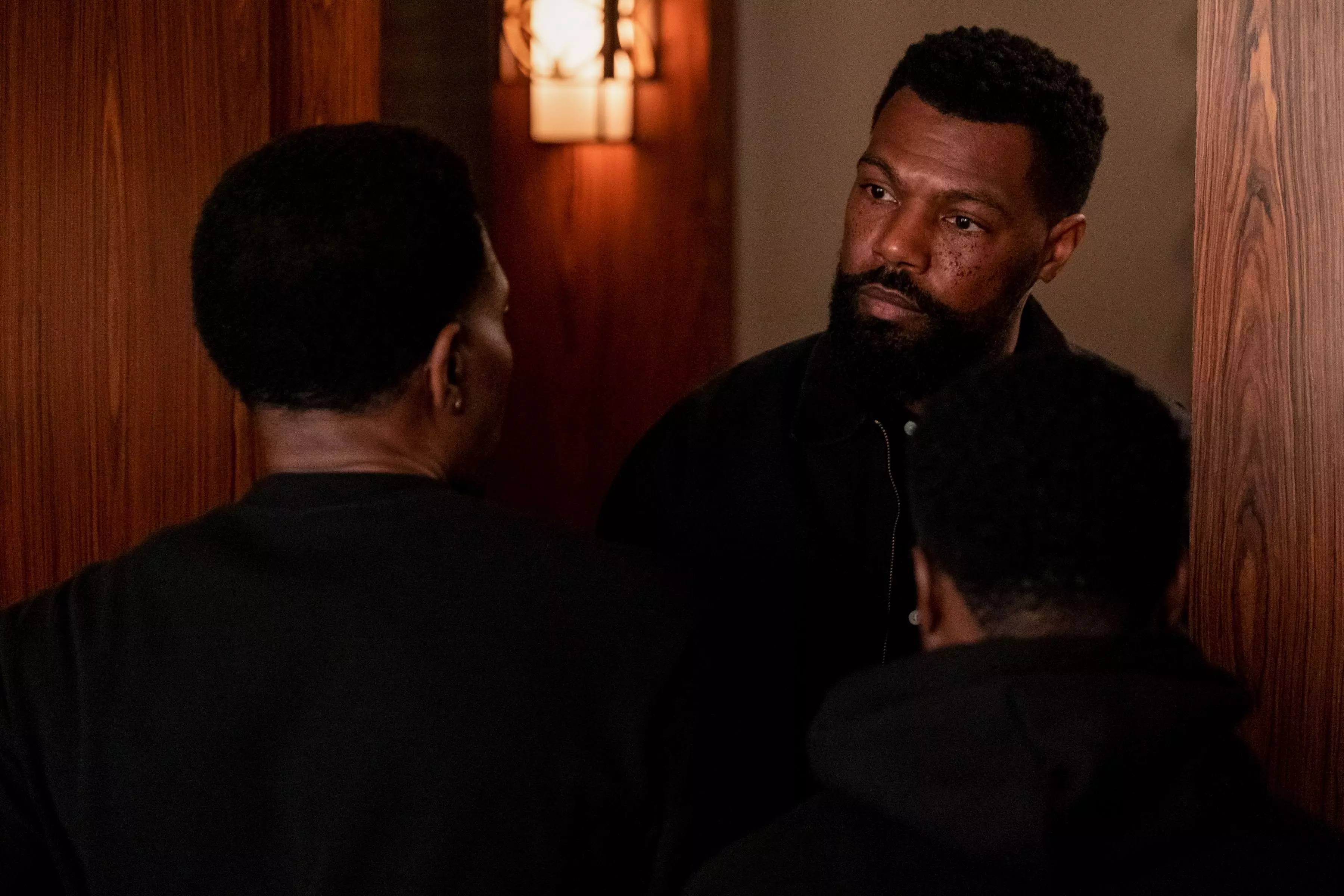 kisah benar l to r wesley snipes sebagai carlton, william catlett sebagai herschel, kevin hart sebagai kanak-kanak dalam episod 103 kisah benar cr adam rosenetflix © 2021