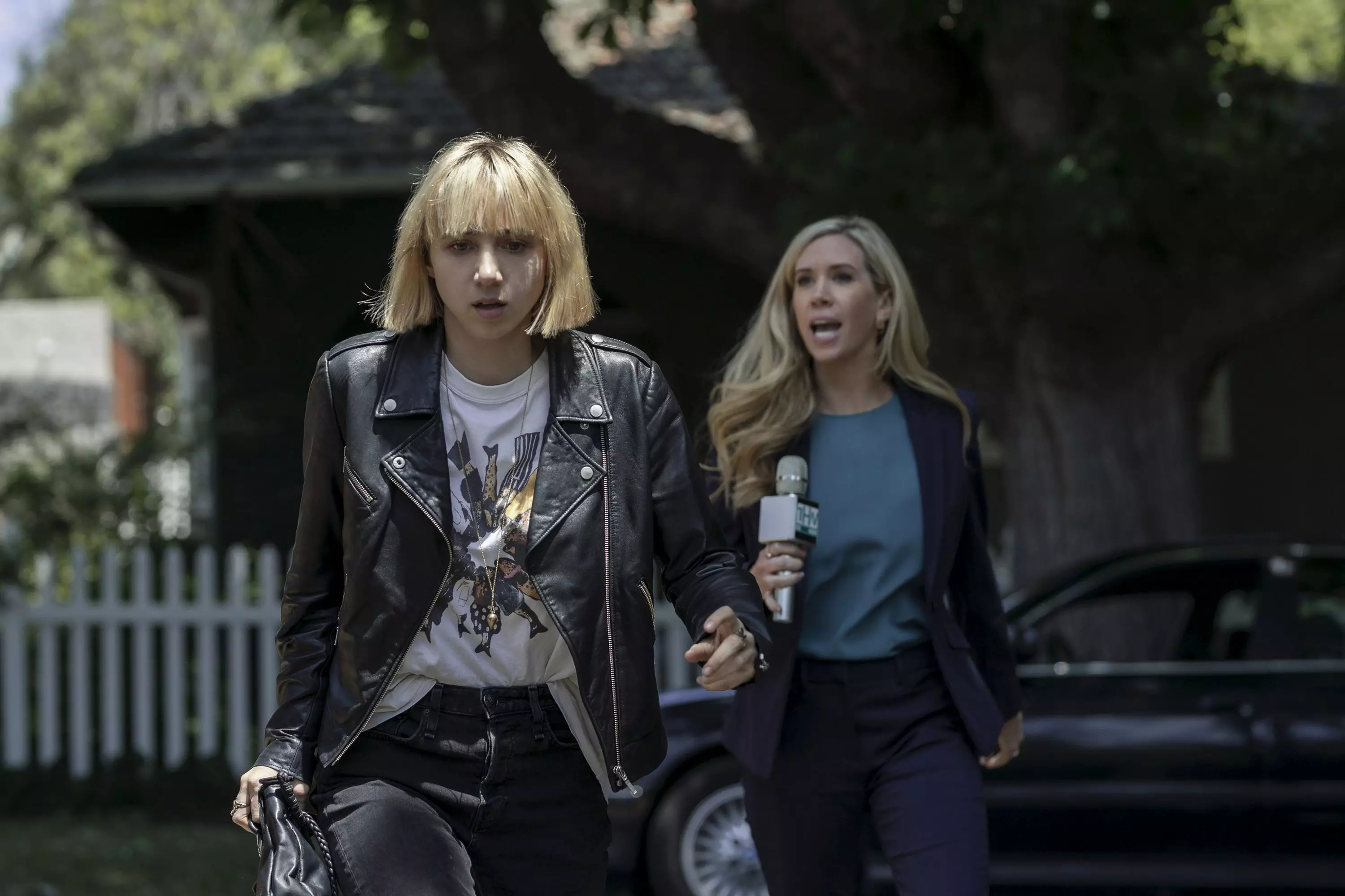 clickbait l to r zoe kazan as pia brewer en kate lister as jeannine murphy yn ôflevering 103 fan clickbait cr ben kingnetflix © 2021