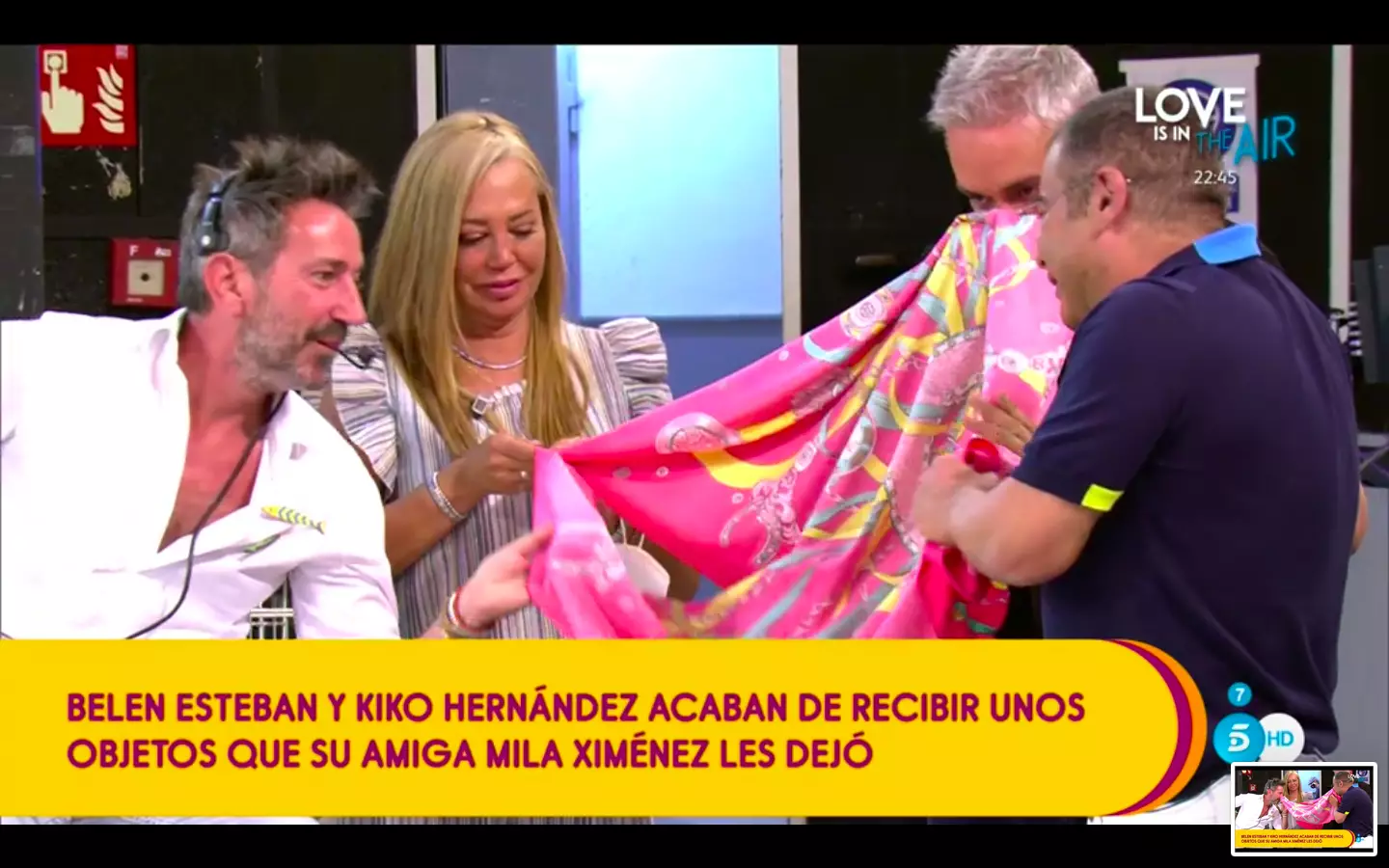 Belén Esteban riceve un regalo da Mila dal vivo