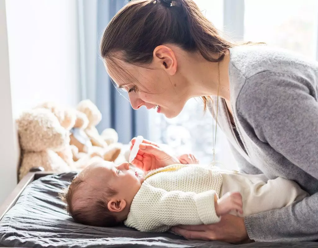 higiena, kot je čiščenje oči s serumom, tako kot na sliki, je zelo pomembna, če ima otrok konjunktivitis