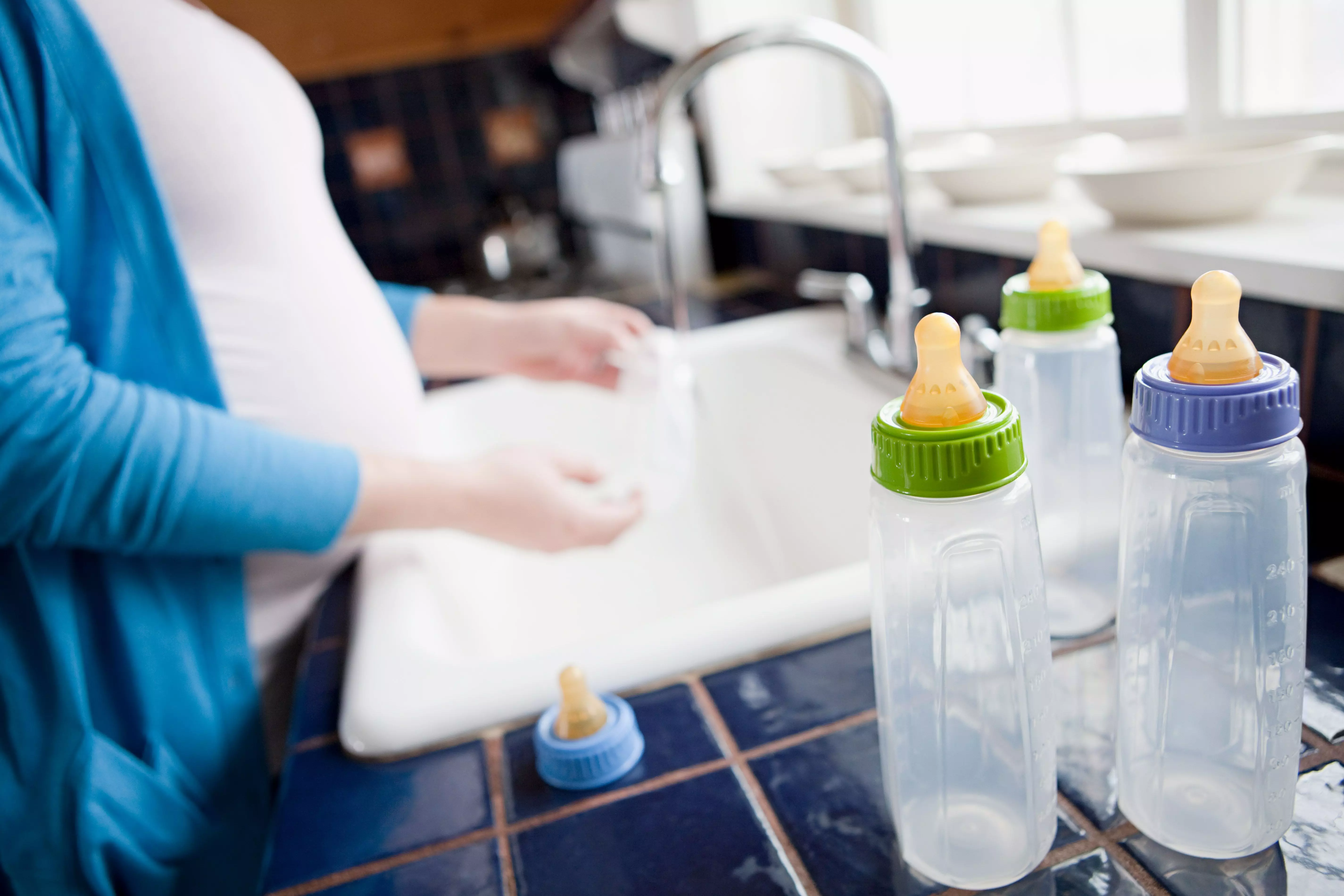 Producten om de fles schoon te maken en gedesinfecteerd te laten