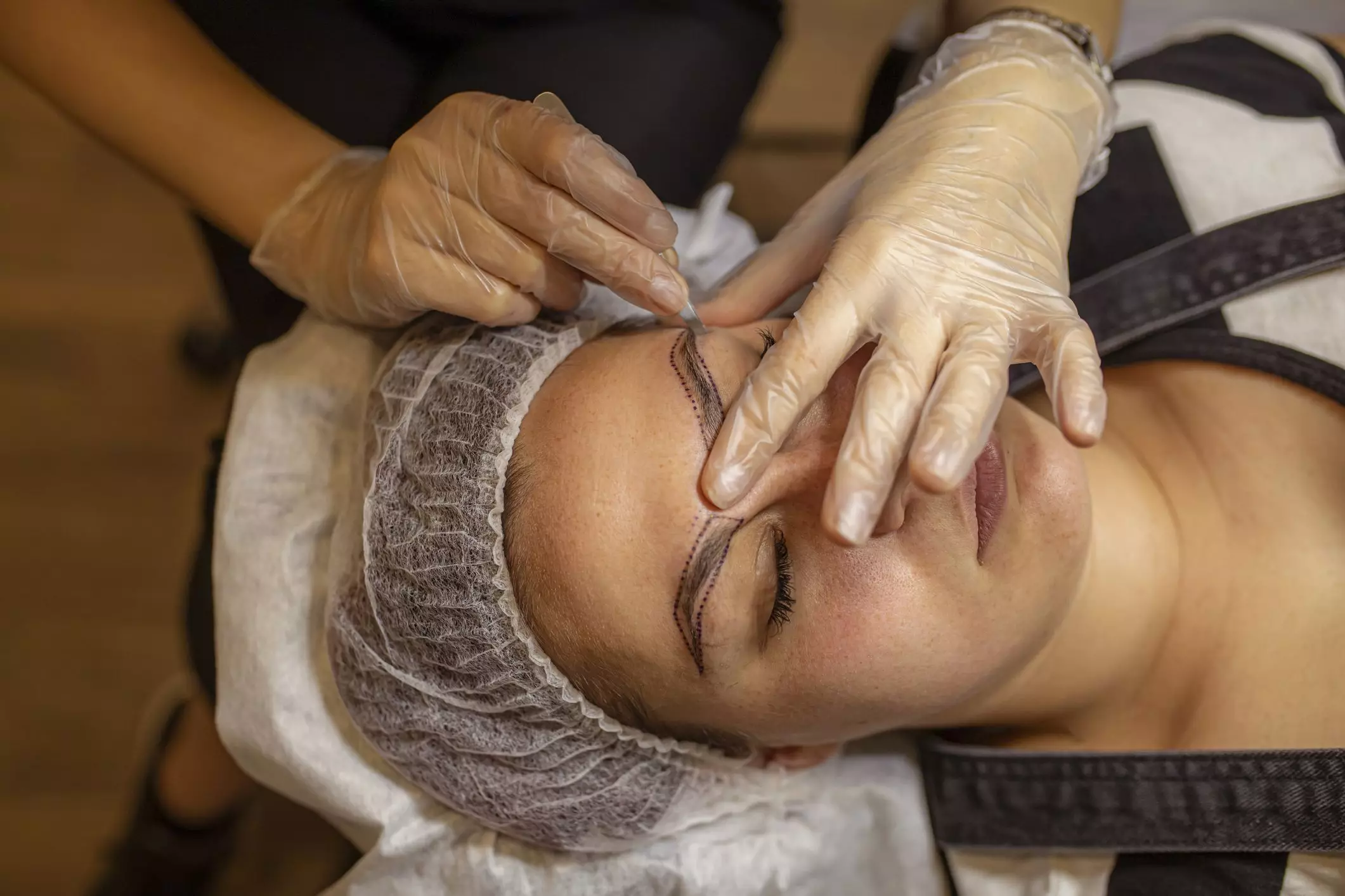 seorang wanita menjalani perawatan microblading