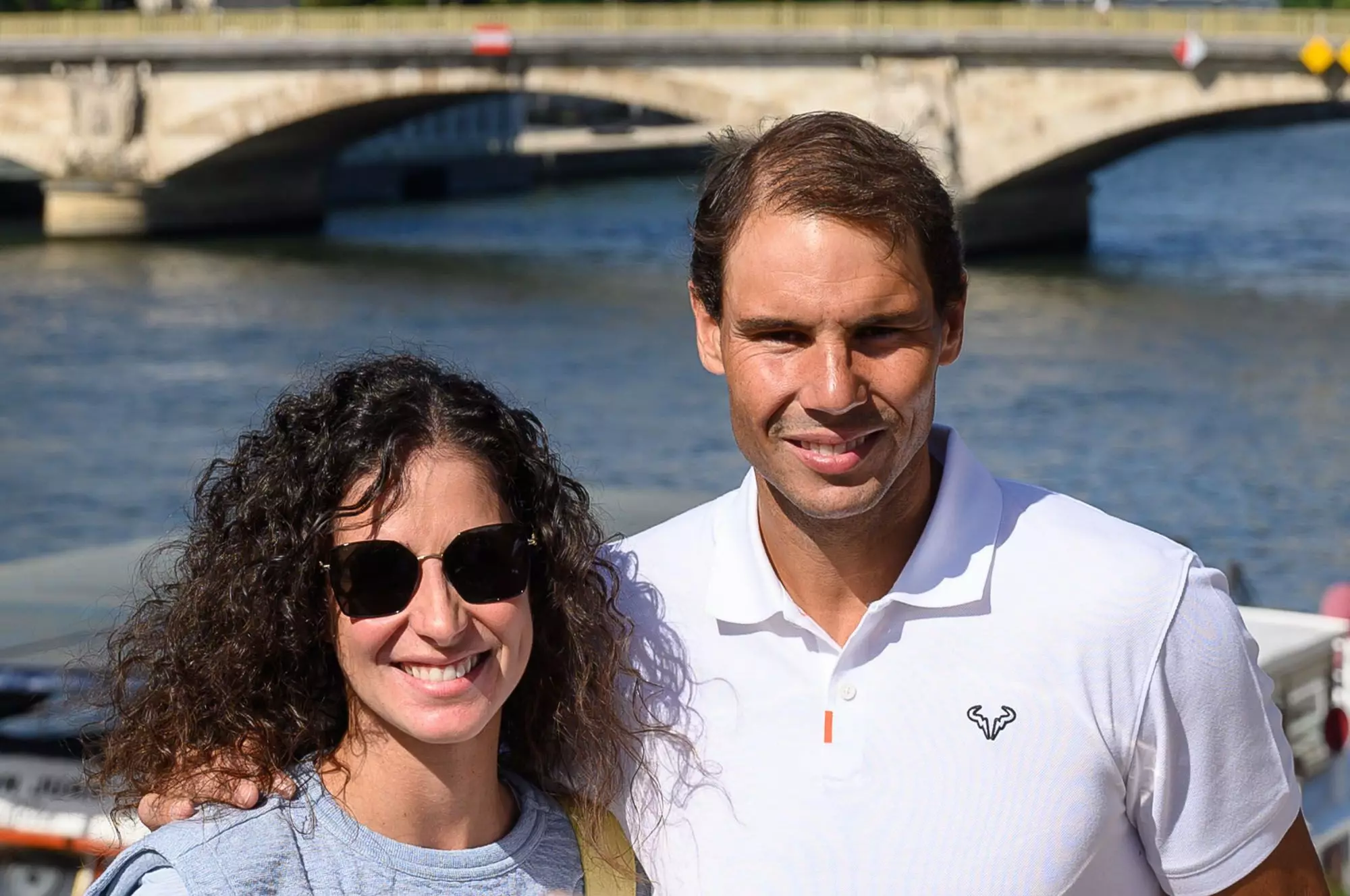 pár pózuje v Paríži po majorcanovom poslednom víťazstve v Roland garros