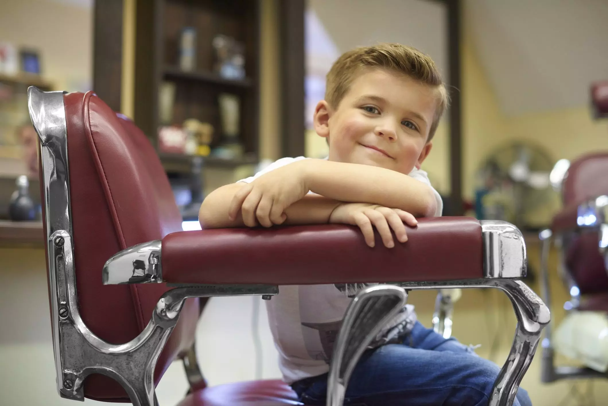 gamay nga batang lalaki sa barber chair