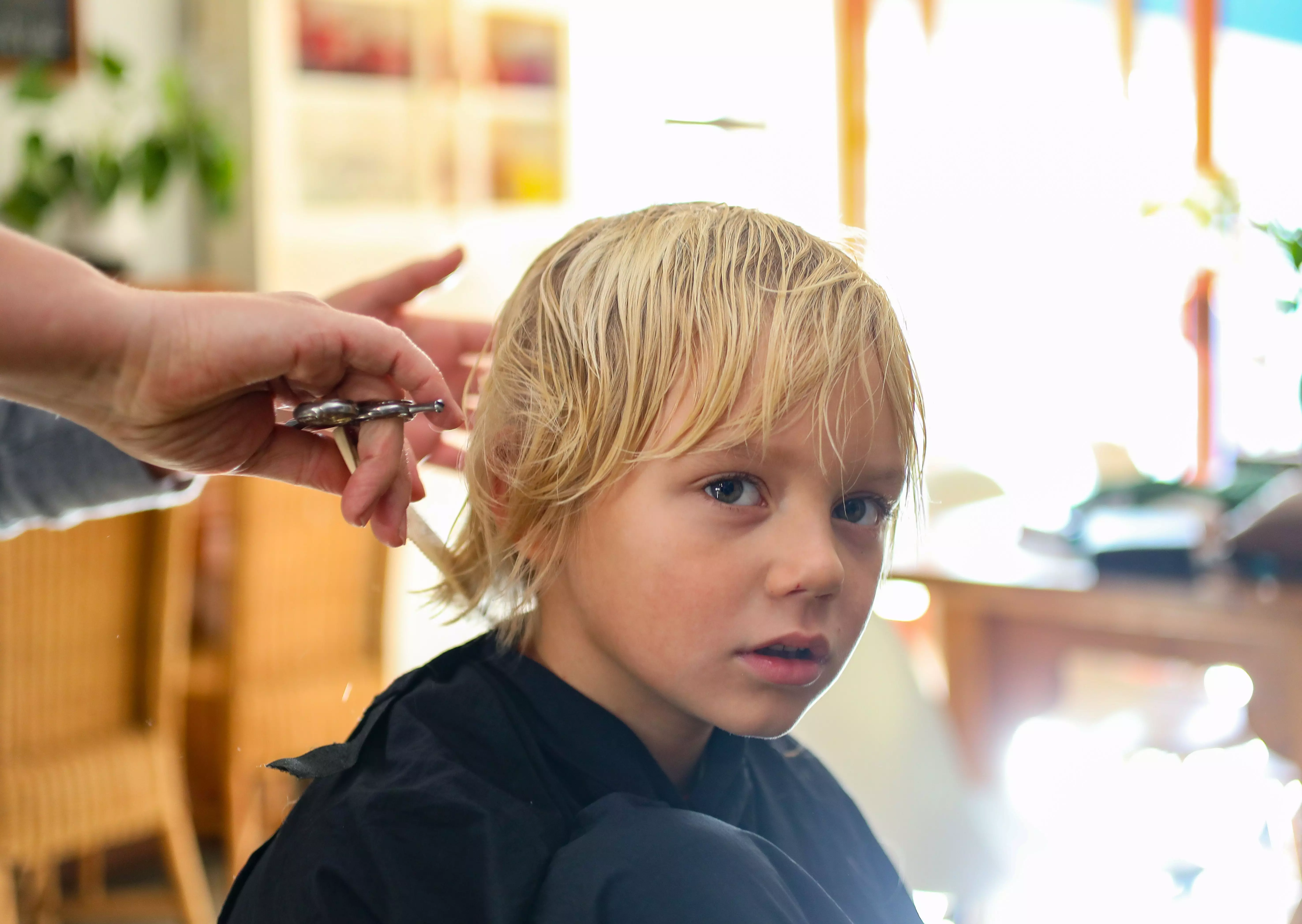 blond ung gutt i frisørsalong